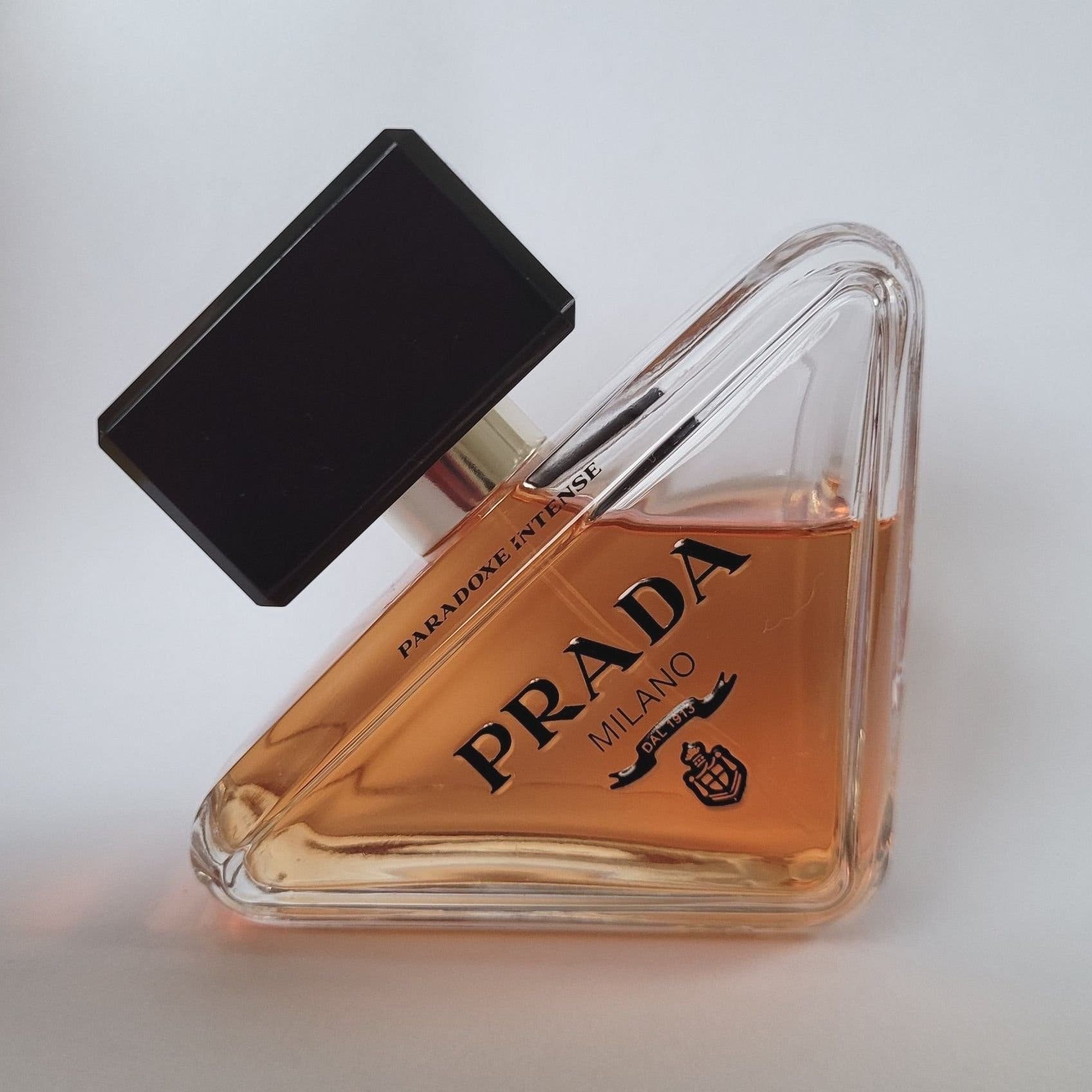 Se produkter som liknar Prada Paradoxe Intense Eau de.. på Tradera ...