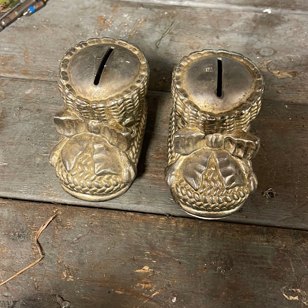 Se produkter som liknar Spargrisar i form av skor på Tradera (691584428)