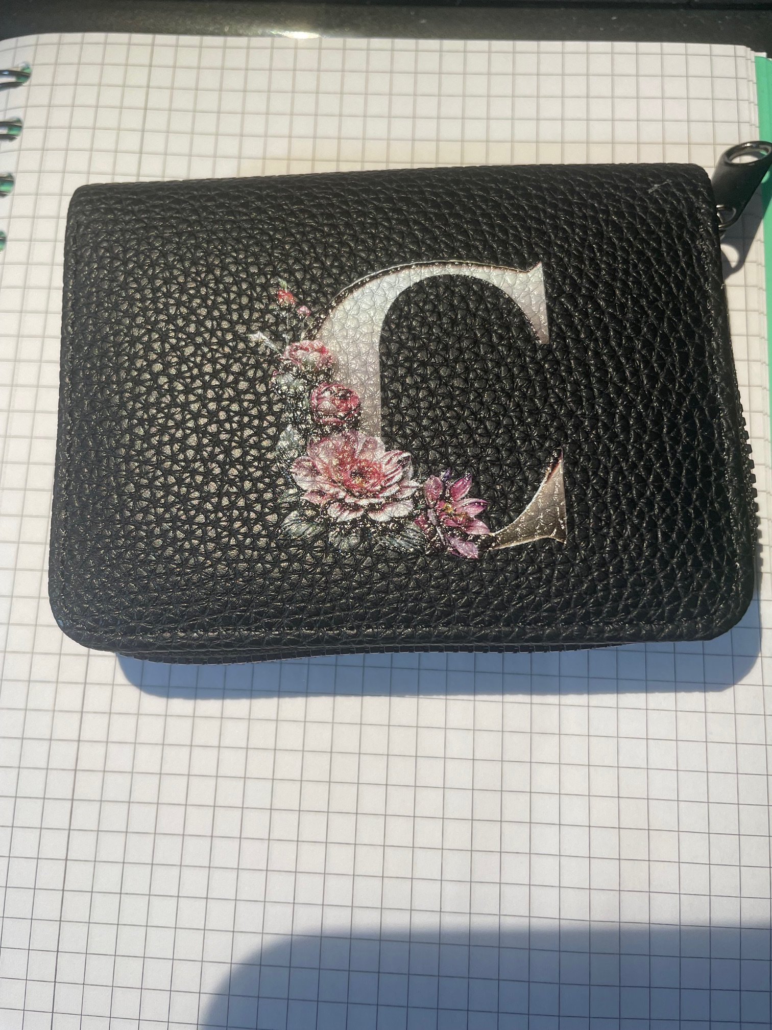 Svart plånbok med bokstaven C och blommor | Köp på Tradera (708080679)