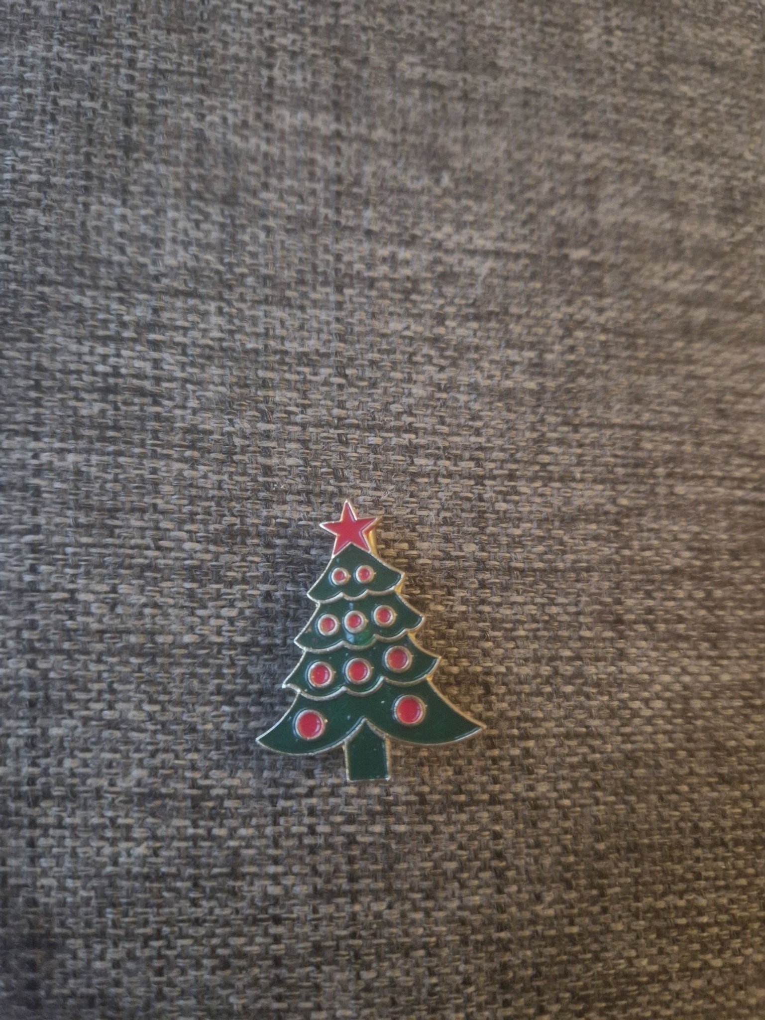 Fin brosch jul, formad som en julgran | Köp på Tradera (697482946)
