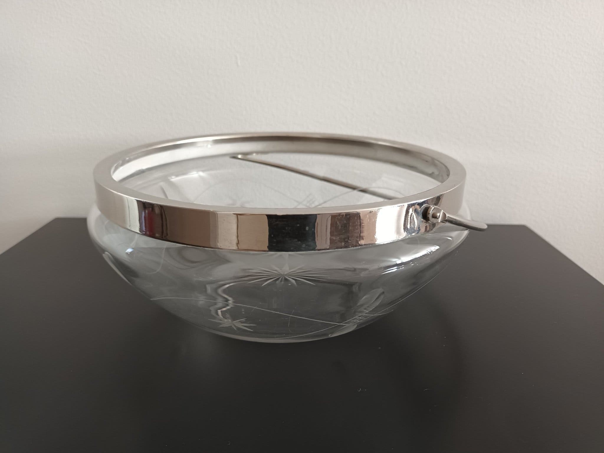 Se produkter som liknar Äldre glasskål med silverkant.. på Tradera ...