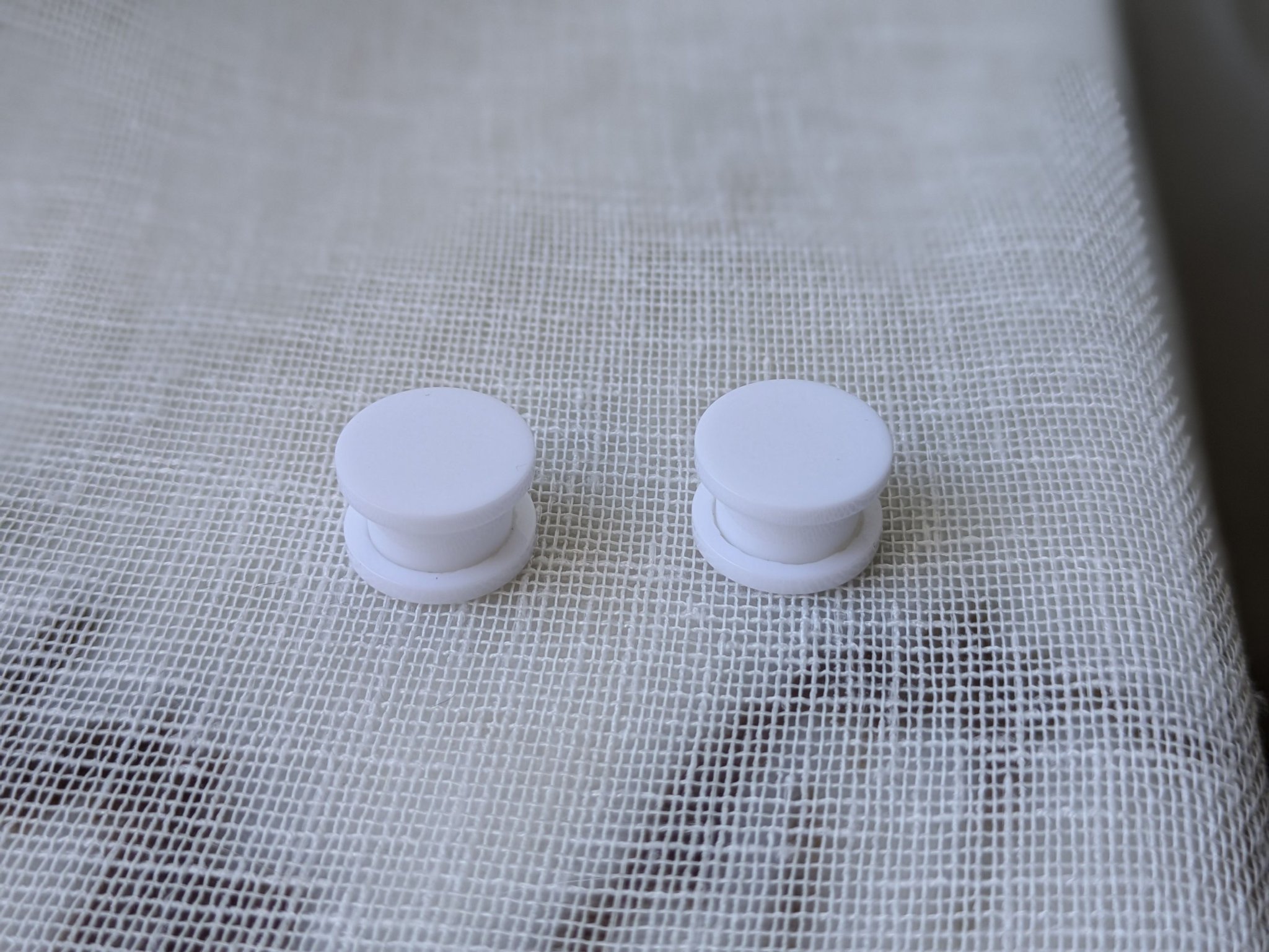 Vita pluggar, 12 mm (2 st) | Köp på Tradera (711695155)