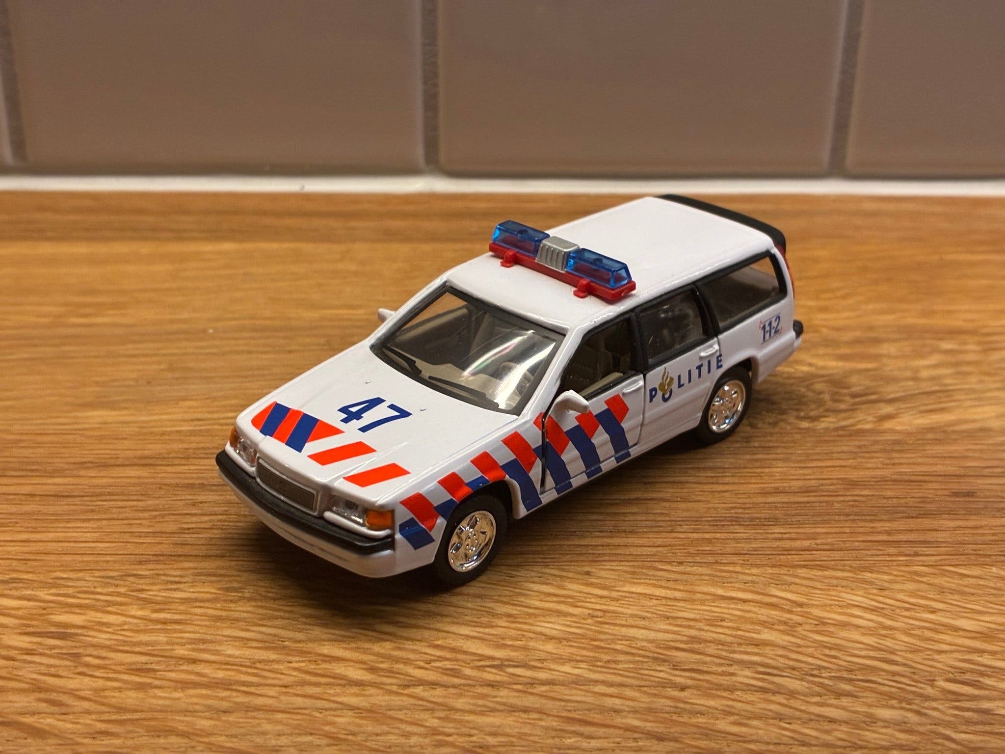 Se produkter som liknar Leksaksbil Volvo 850 Polisbil.. på Tradera ...
