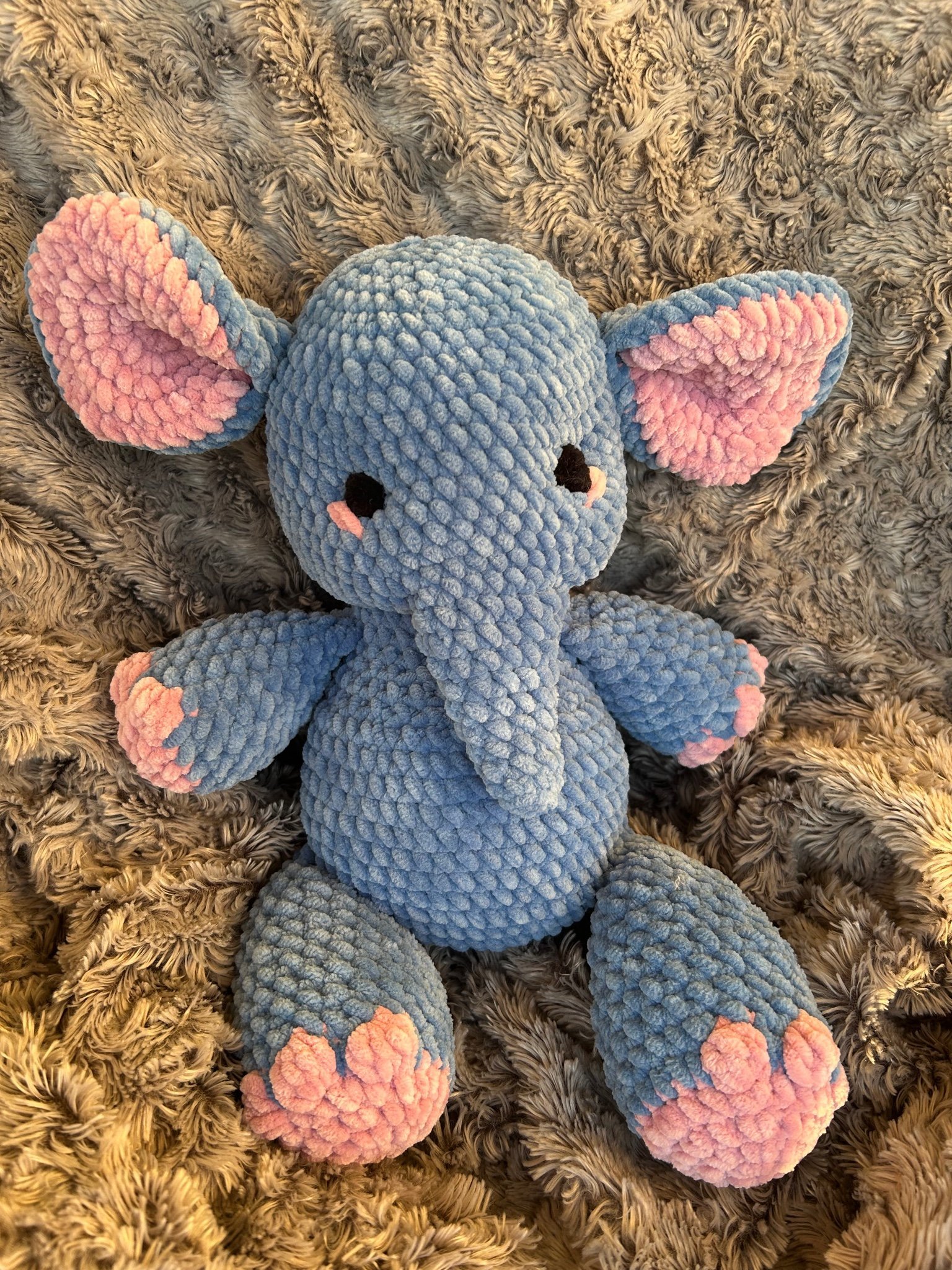 Se produkter som liknar Blå virkad elefant gosedjur på Tradera (700416682)