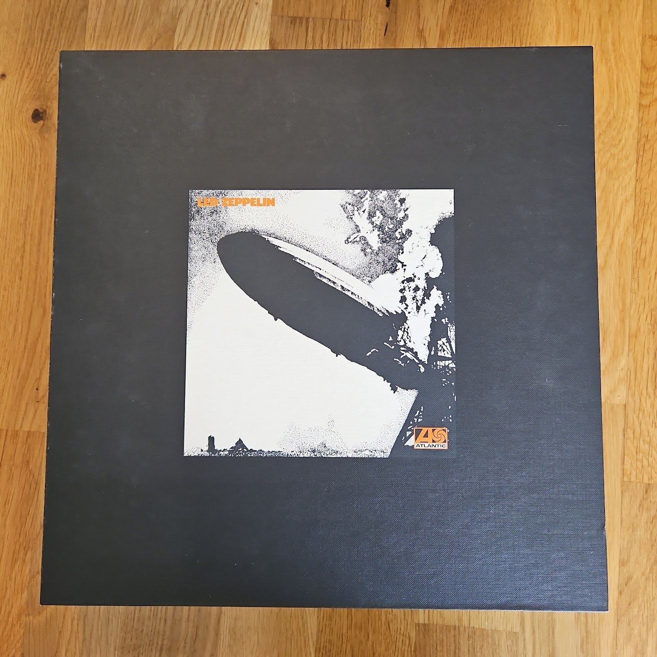 Se produkter som liknar Led Zeppelin - Super Deluxe E.. på Tradera ...