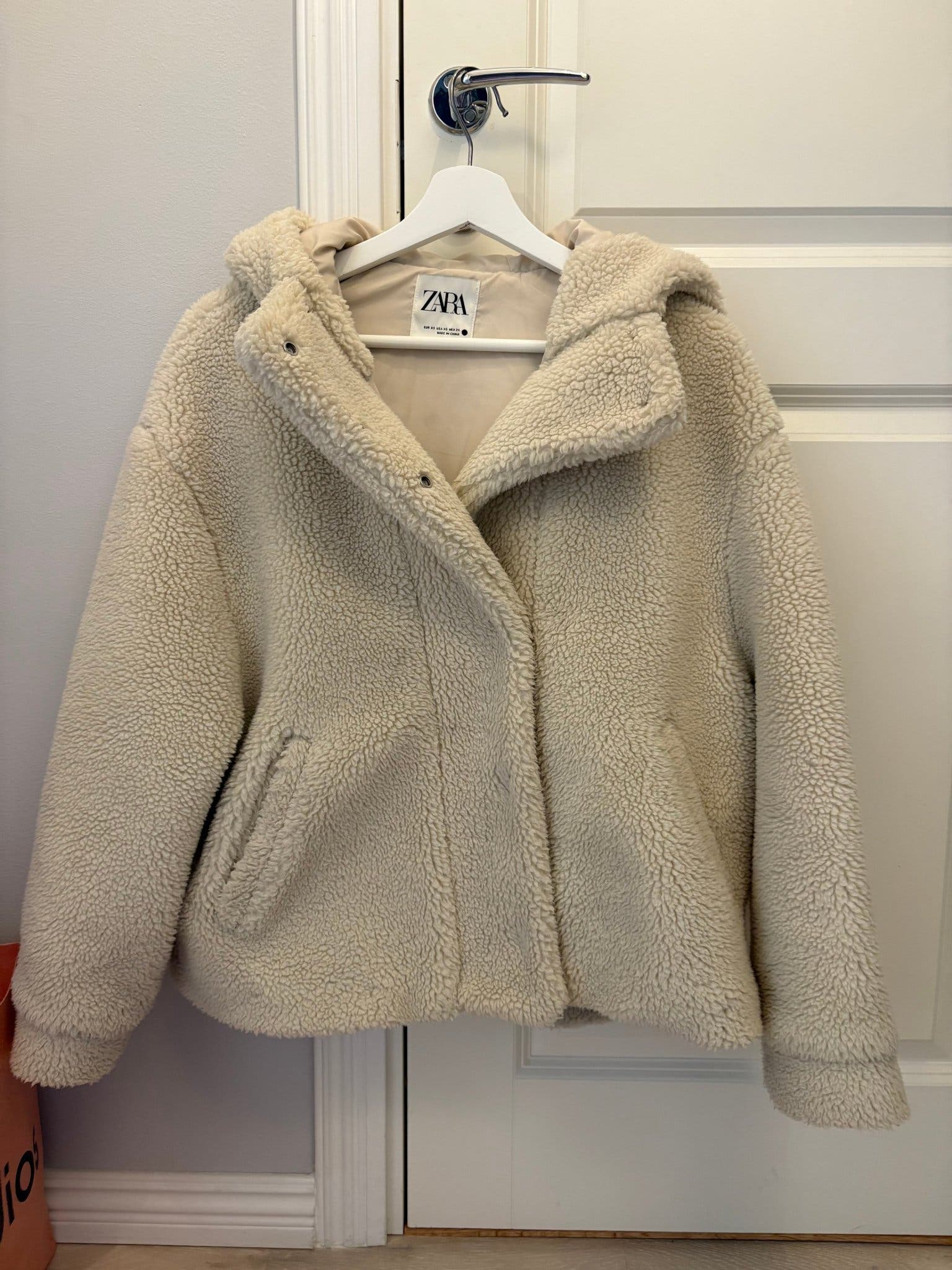 Se produkter som liknar Teddy jacka från Zara Oversize på Tradera ...