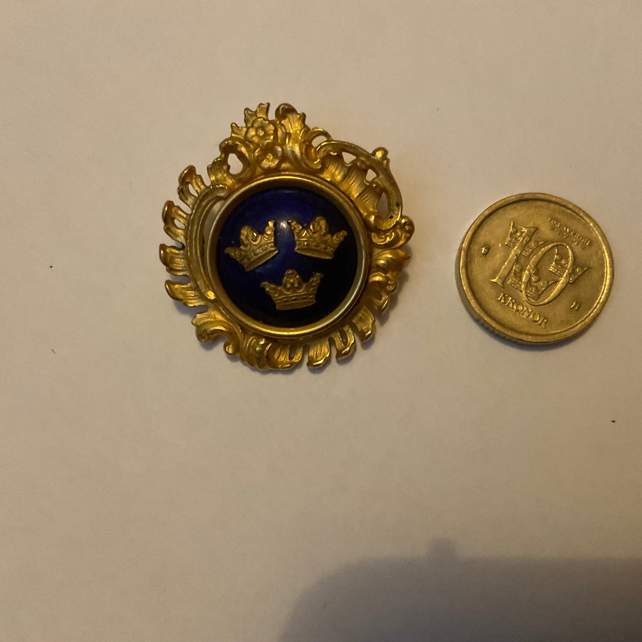 En guldfärgad brosch med blå emalj med tre kron.. | Köp på Tradera ...