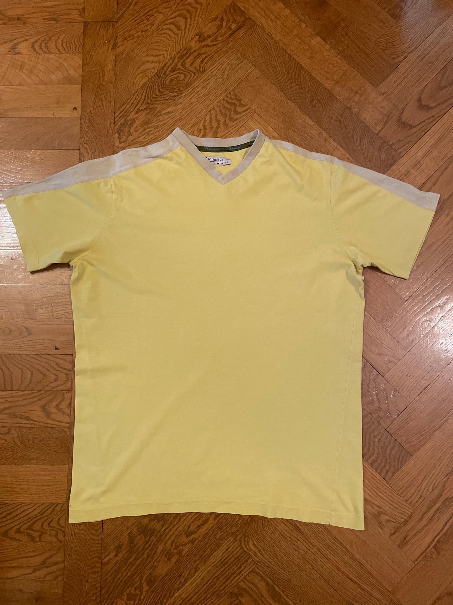 Mycket Snygg V-ringad T-shirt Martinique | Köp på Tradera (734429783)