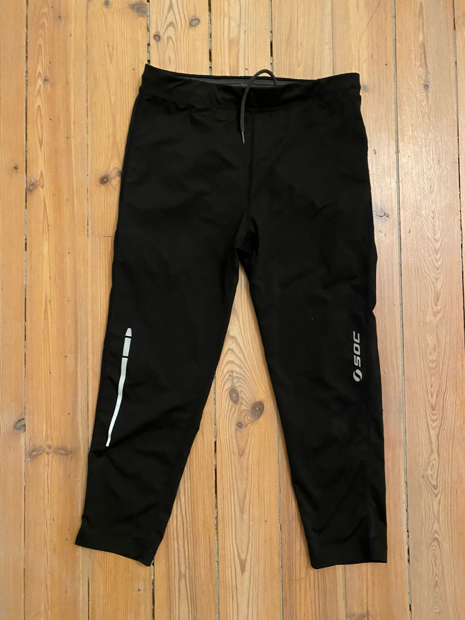 Se produkter som liknar Träningsbyxor svarta Soc 3/4-.. på Tradera ...