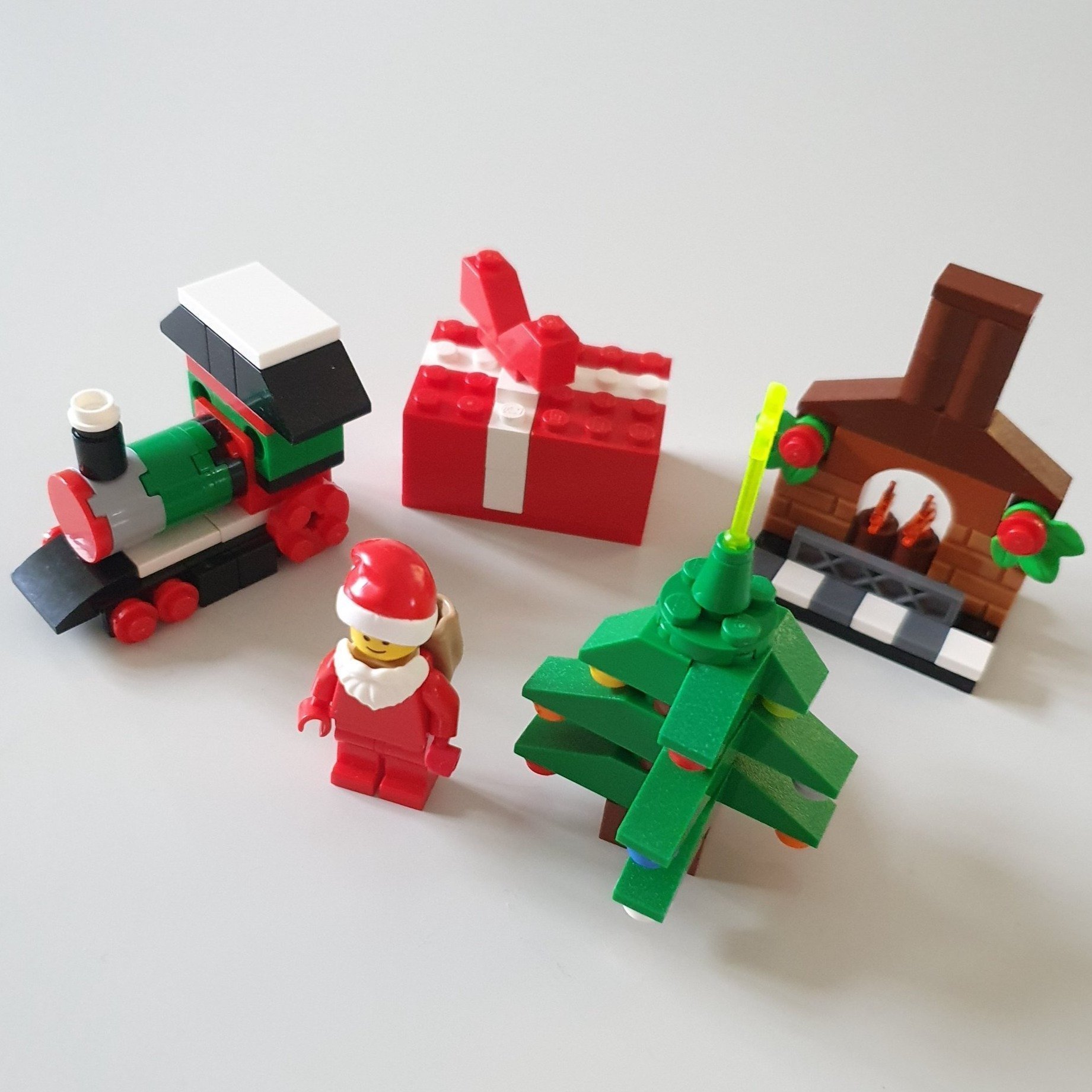 Se produkter som liknar LEGO julpynt, tomte, tåglok, .. på Tradera ...