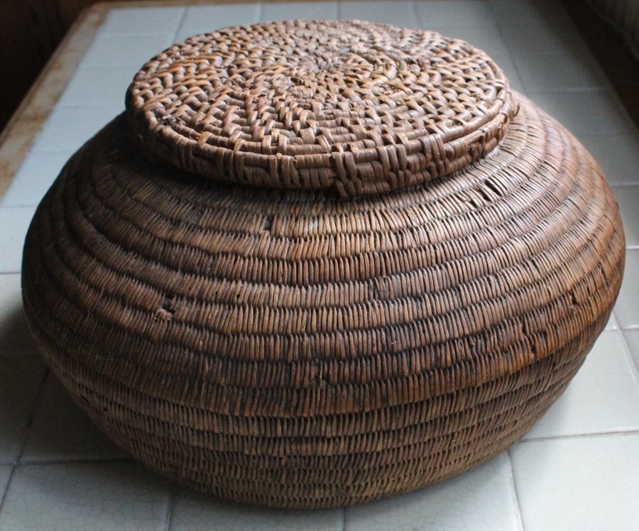 GAMMAL STOR SAMISK ROTKORG. 17-1800 TAL. | Barnebys