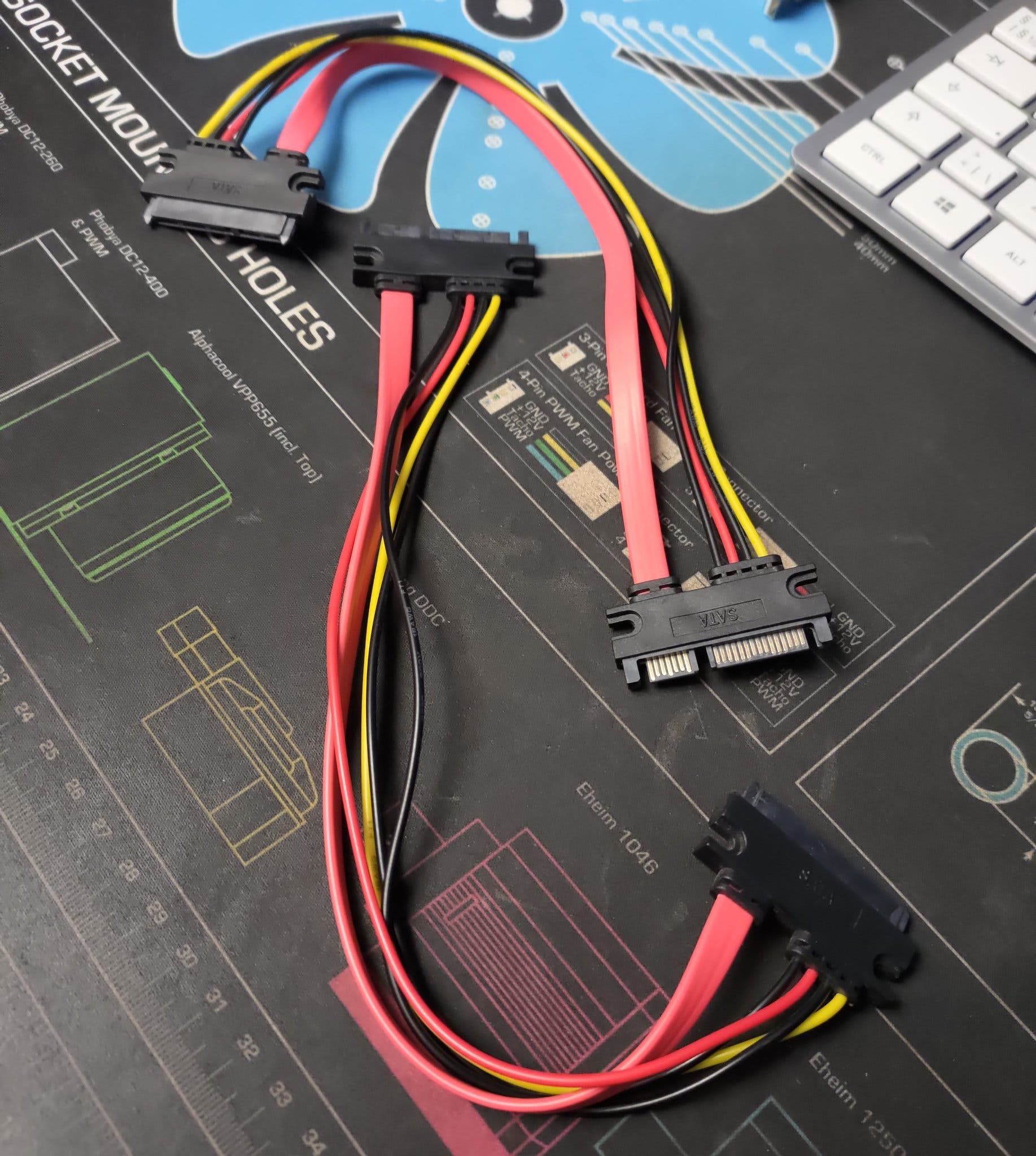 Se produkter som liknar SATA Ström & Data kablar på Tradera (701482069)