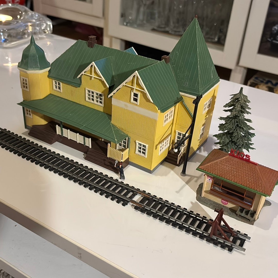 Heljan 1:87-HO ’Mariefred station’ figurer Kios.. | Köp på Tradera ...