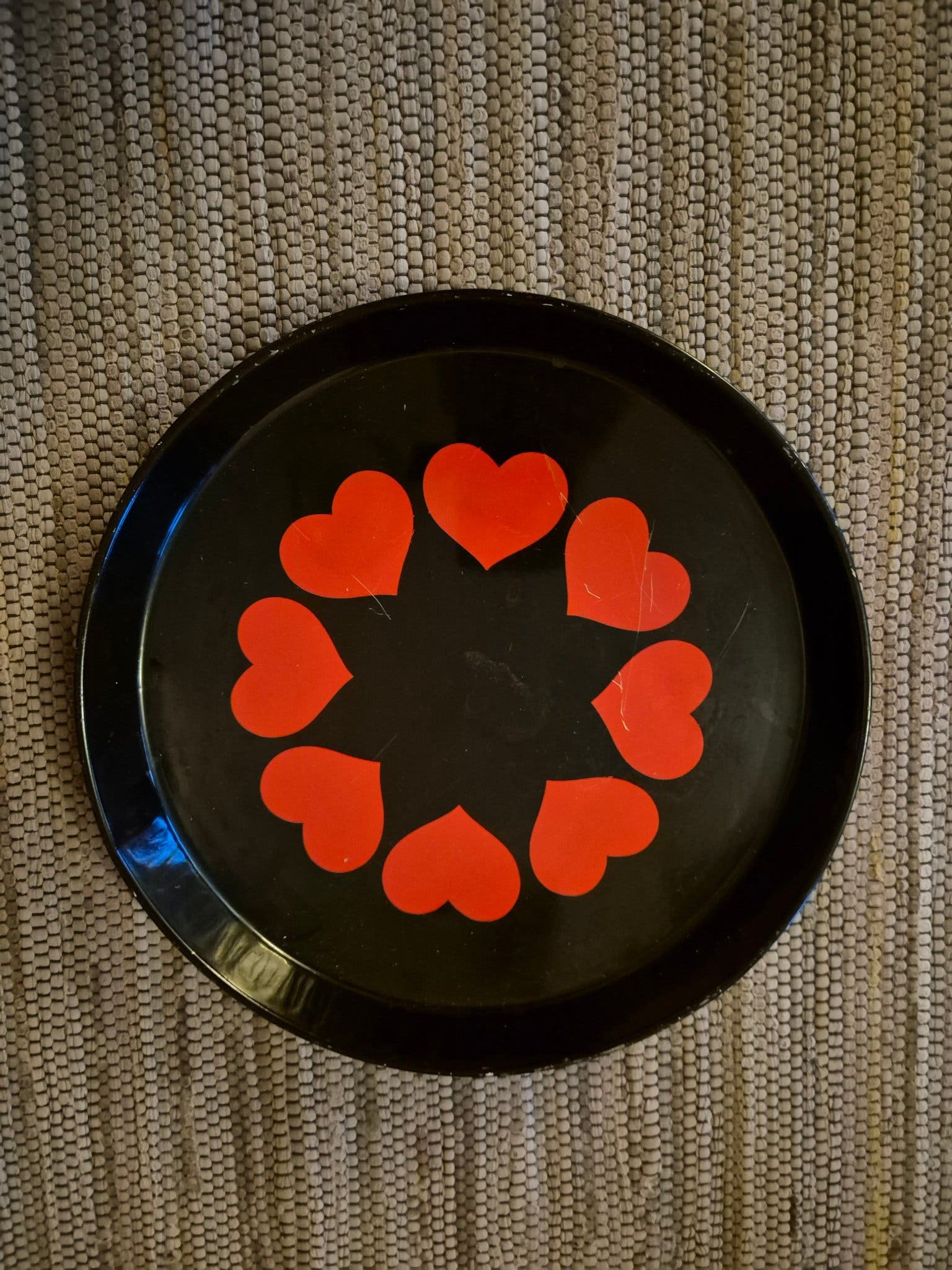 Se produkter som liknar Retro svart Bricka med röda h.. på Tradera ...