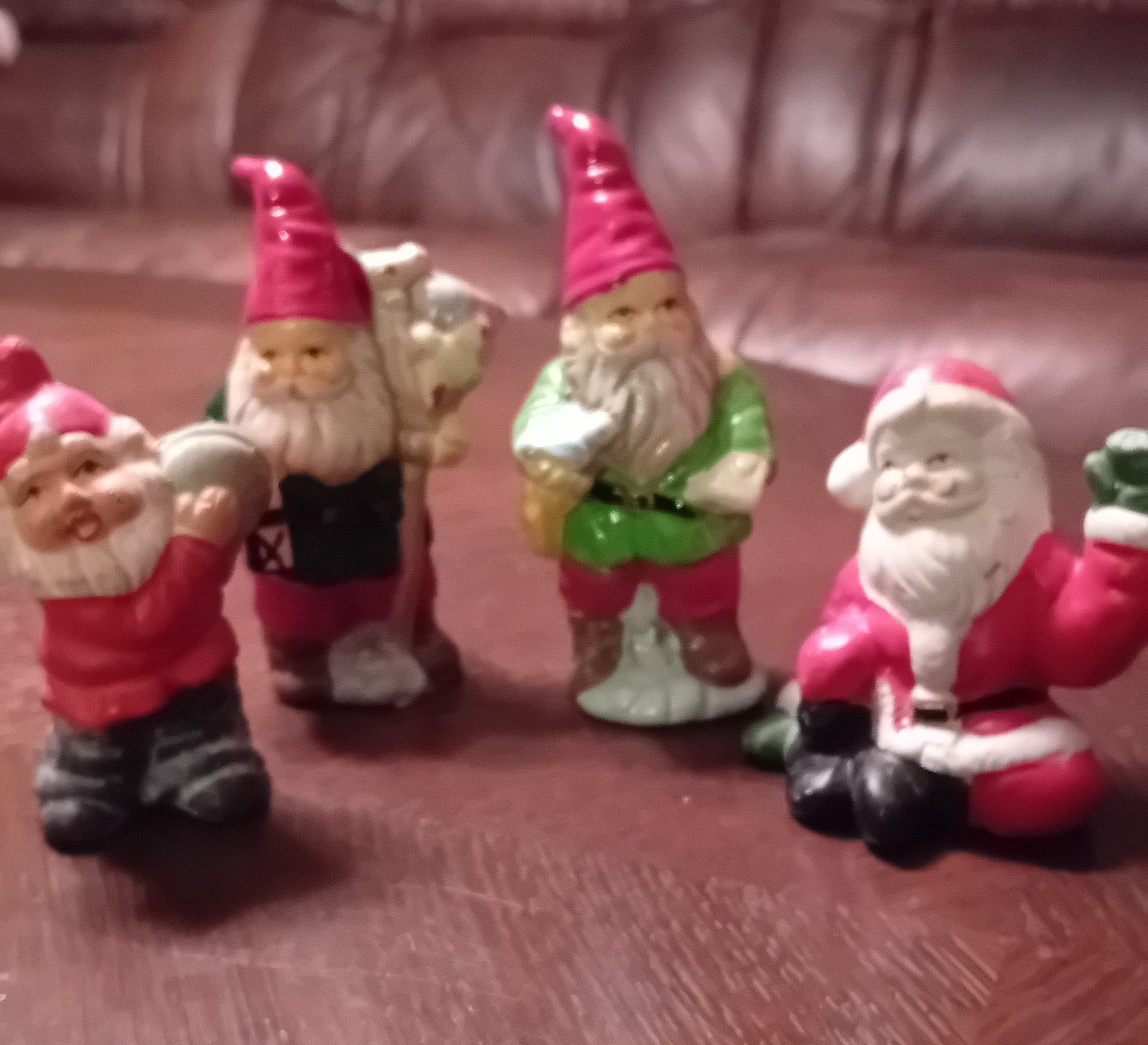 4 söta små tomtar i keramik med kärve o fågel, .. | Köp på Tradera ...