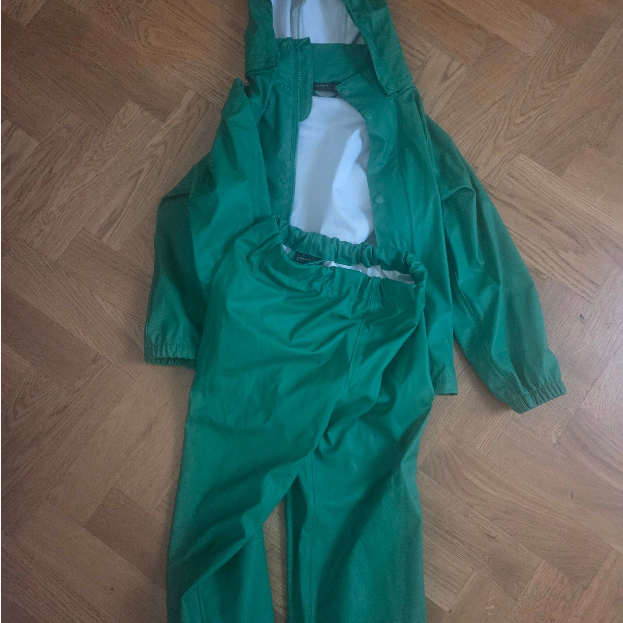 Grönt regnkläderset från Name it, storlek 122 | Köp på Tradera (701931485)