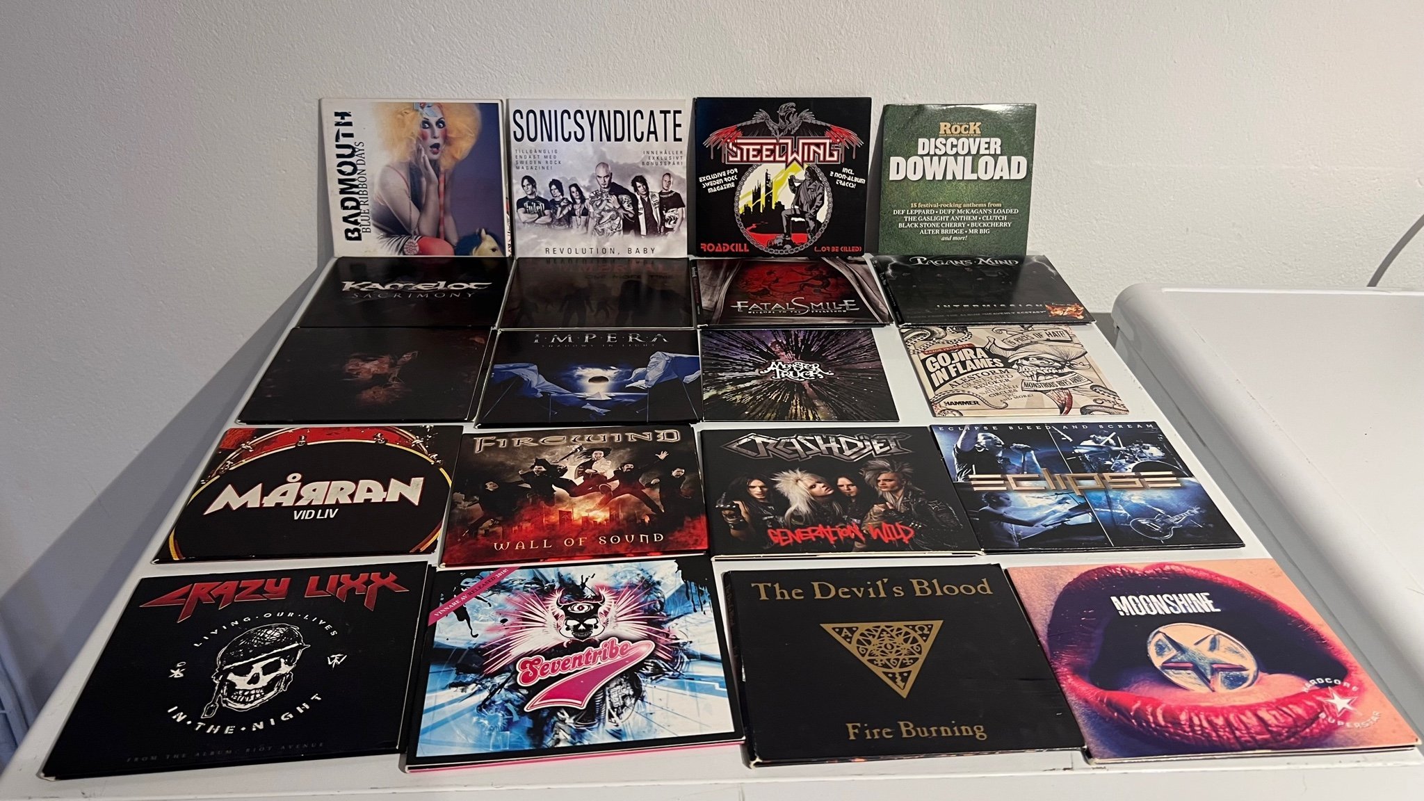 Blandade CD-skivor: Hårdrock, Metal m.m. | Köp på Tradera (695529827)