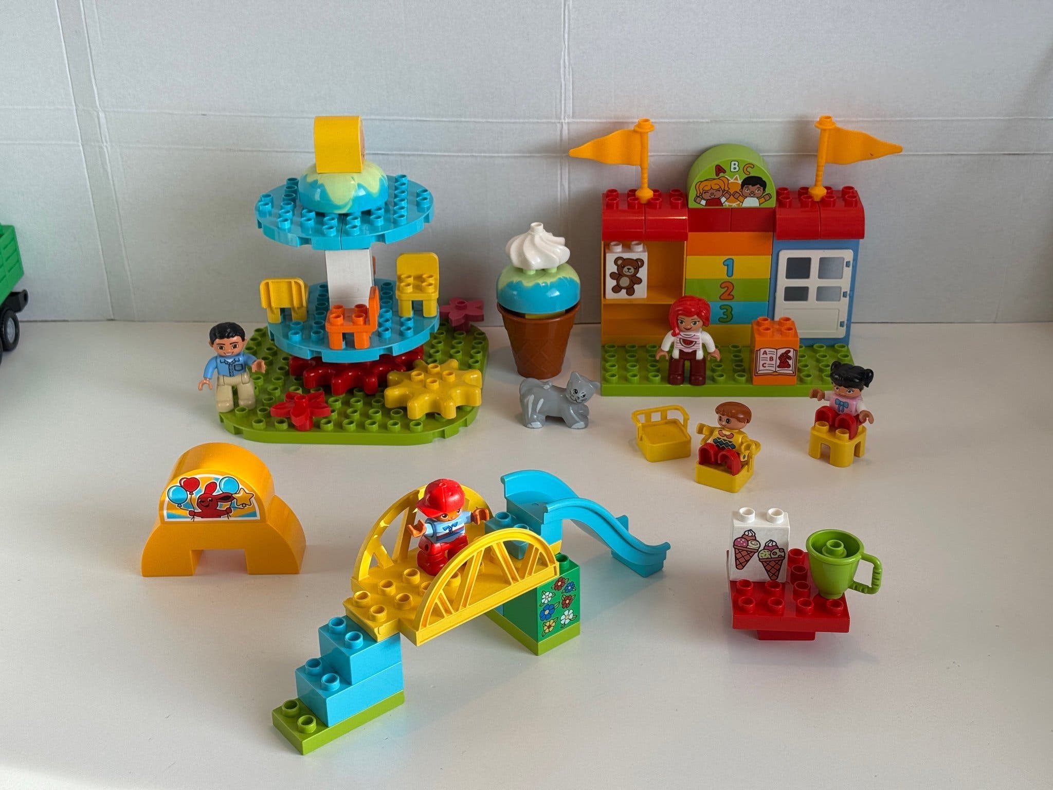 Se produkter som liknar Lego Duplo skola, lekplats, k.. på Tradera ...