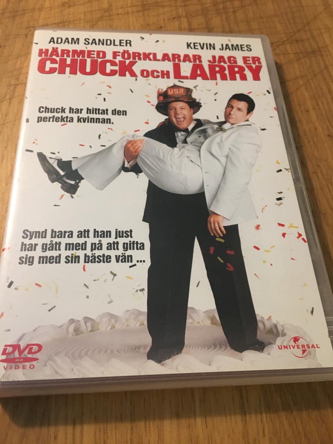 Härmen förklarar jag er Chuck och Larry - Adam .. | Köp på Tradera ...