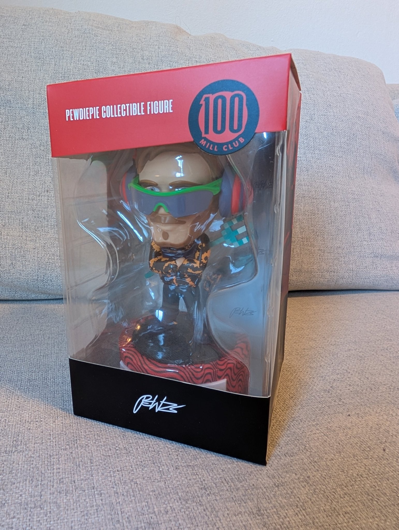 Se produkter som liknar Pewdiepie 100 Mill Club Colle.. på Tradera ...