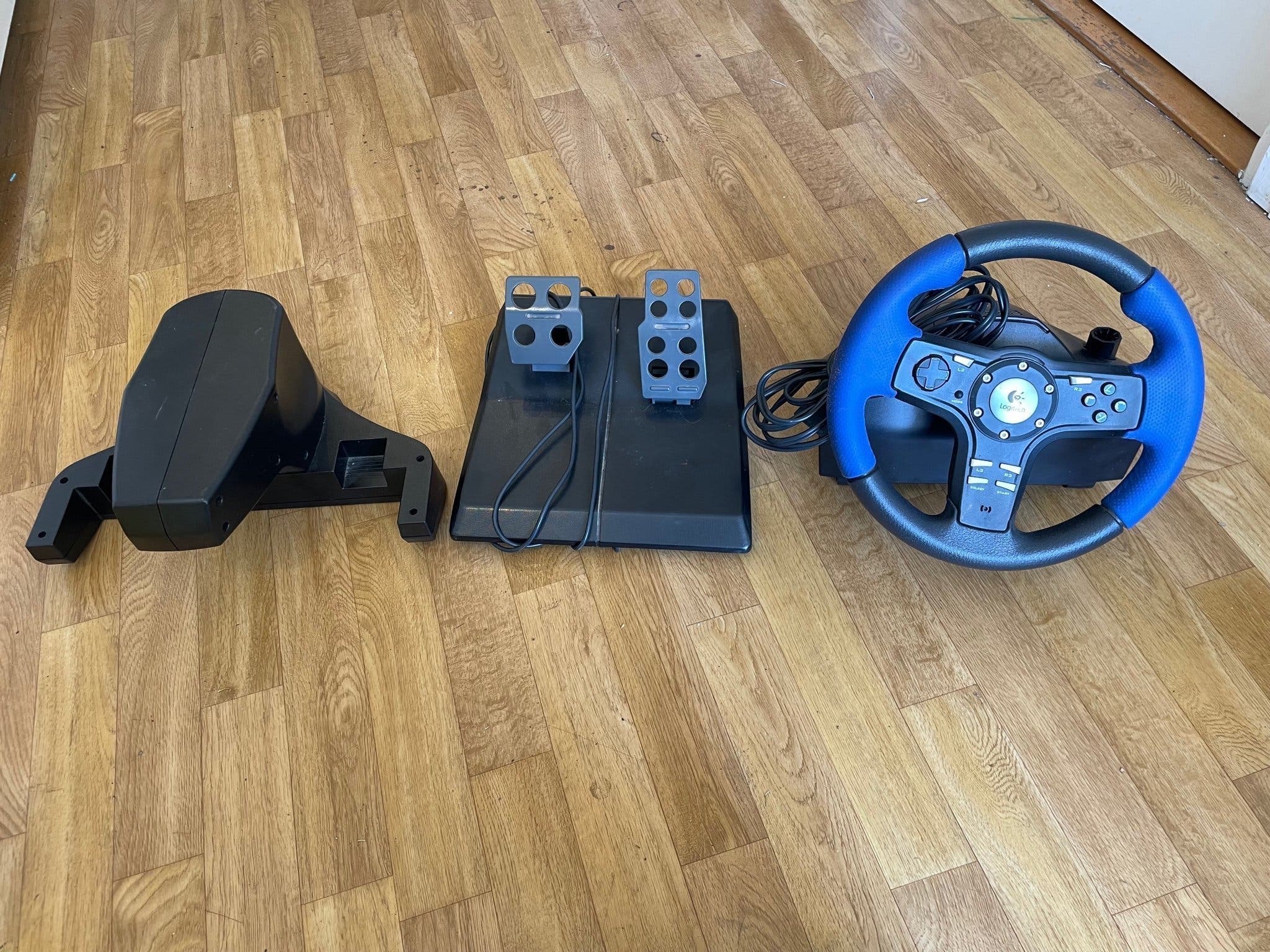 Se produkter som liknar Logitech Driving Force EX Rat.. på Tradera ...