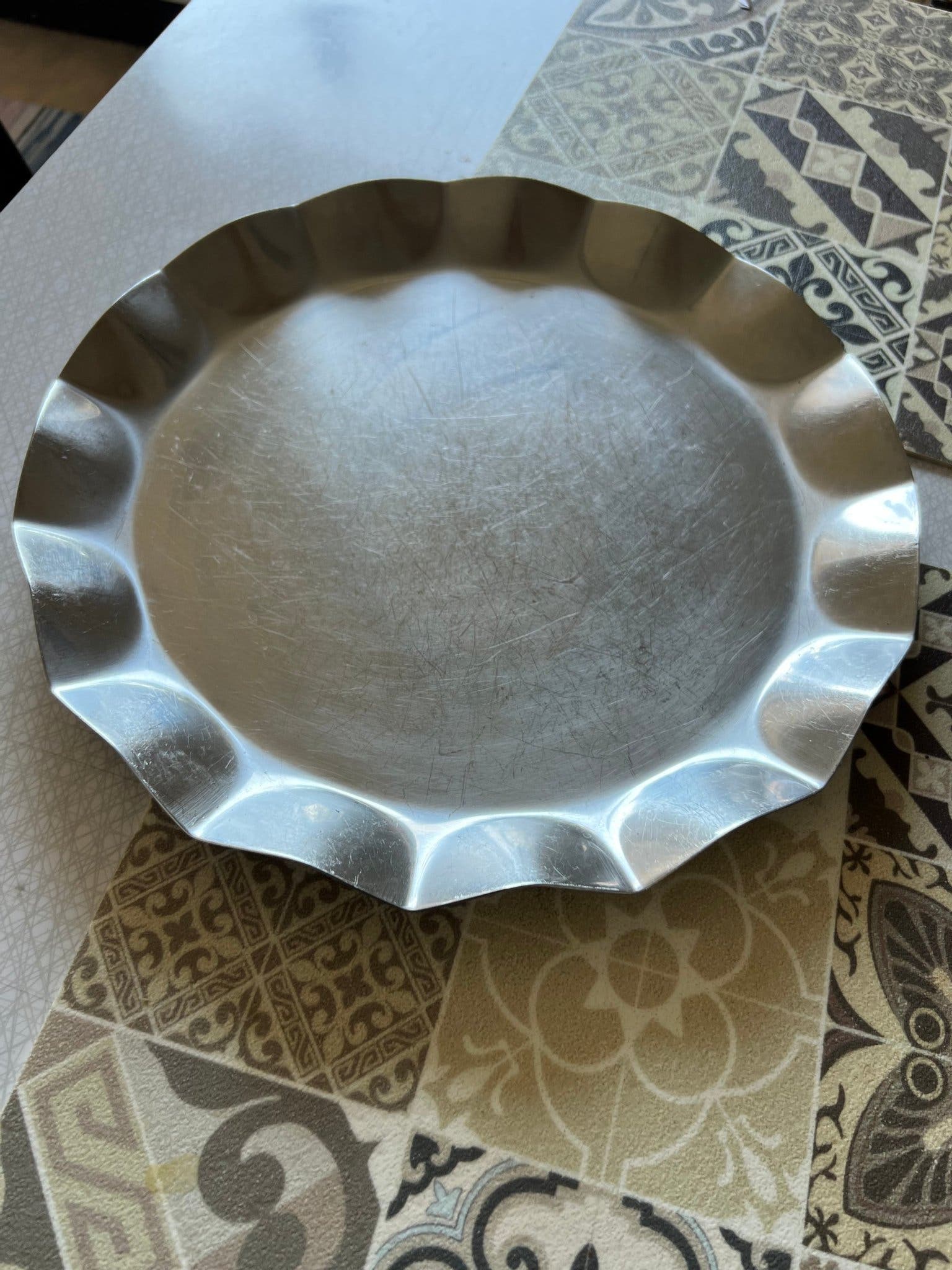 Se produkter som liknar Silverfärgad bricka av metall på Tradera ...