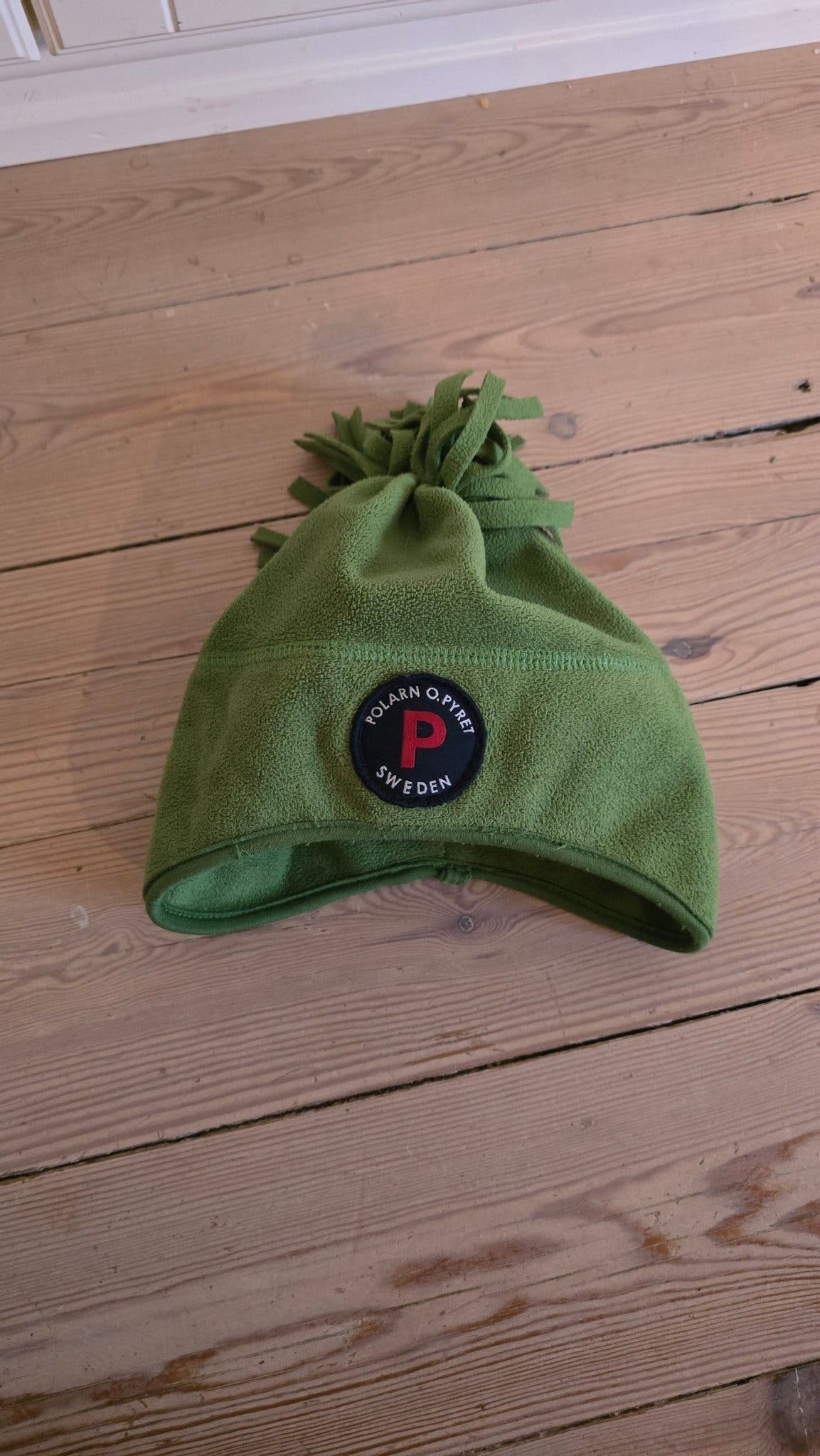 Se produkter som liknar Polarn O. Pyret mössa vindfle.. på Tradera ...