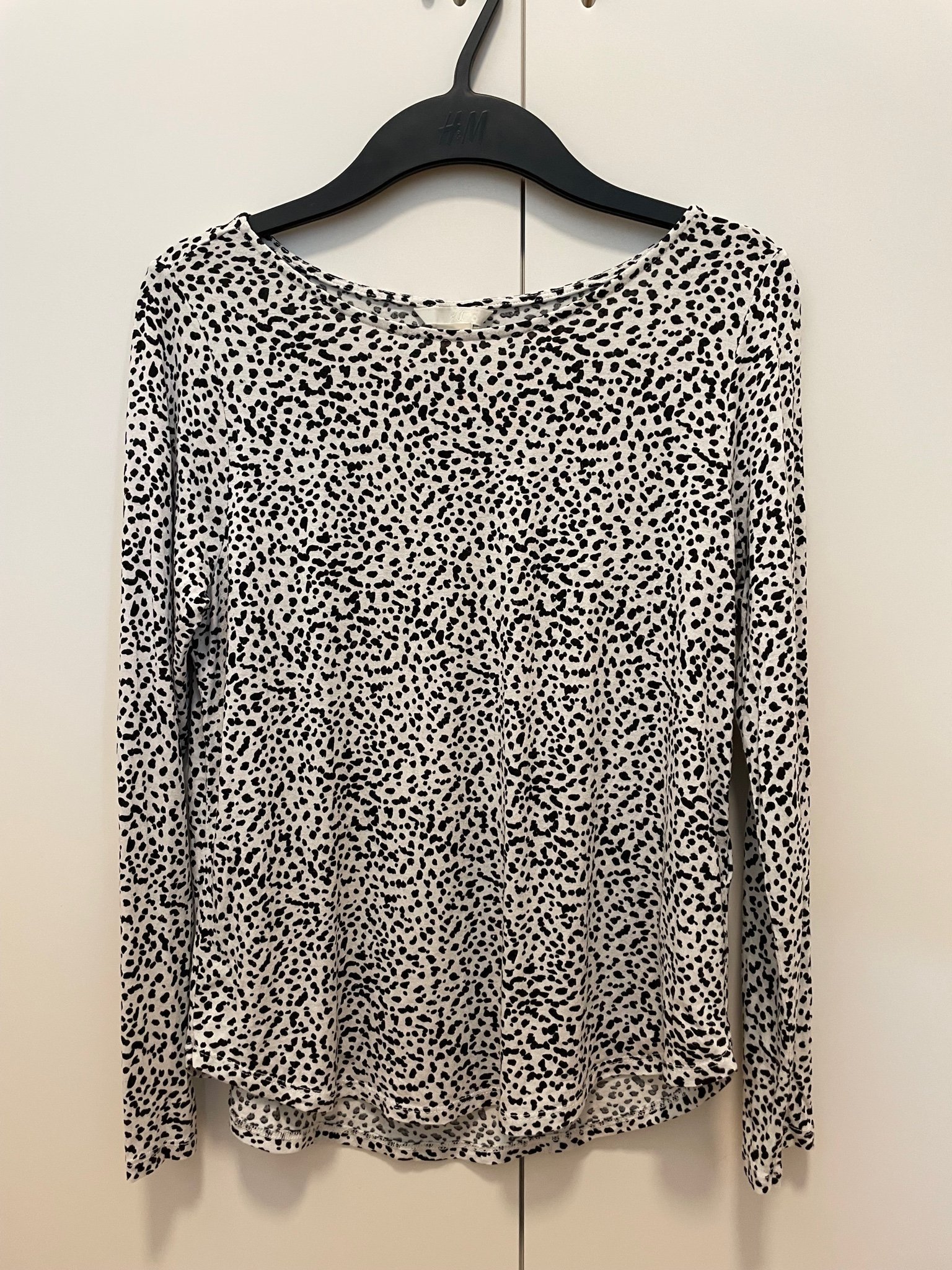 H&M M djurmönstrad prickig mönstrad topp tröja .. | Köp på Tradera ...