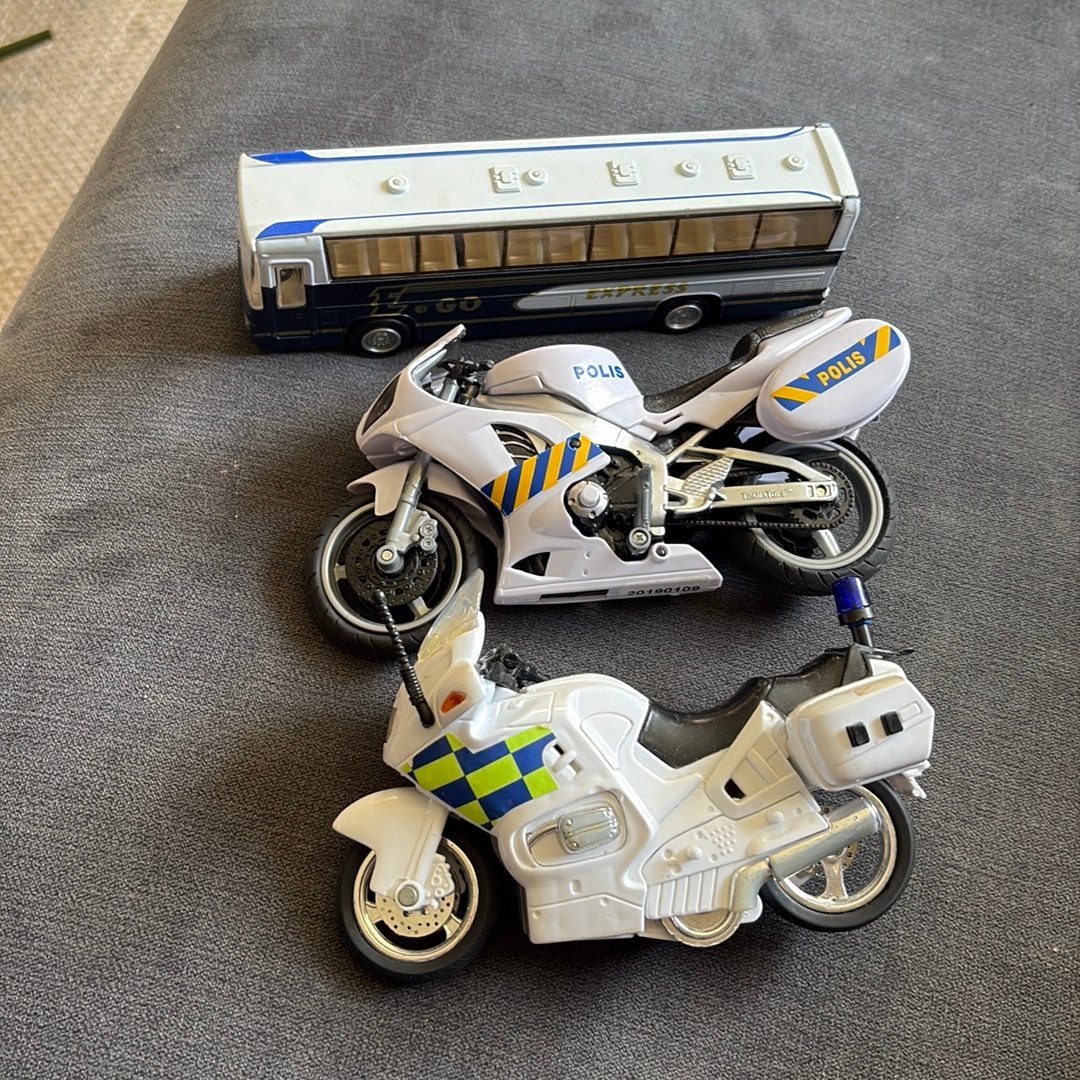 Leksaksfordon: Buss och Polismotorcyklar | Köp på Tradera (730613377)