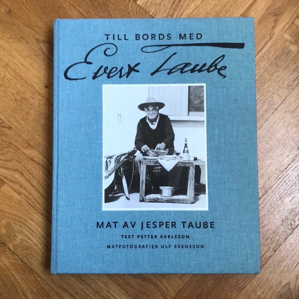 Till bords med Evert Taube - Mat av Jesper Taube | Köp på Tradera ...