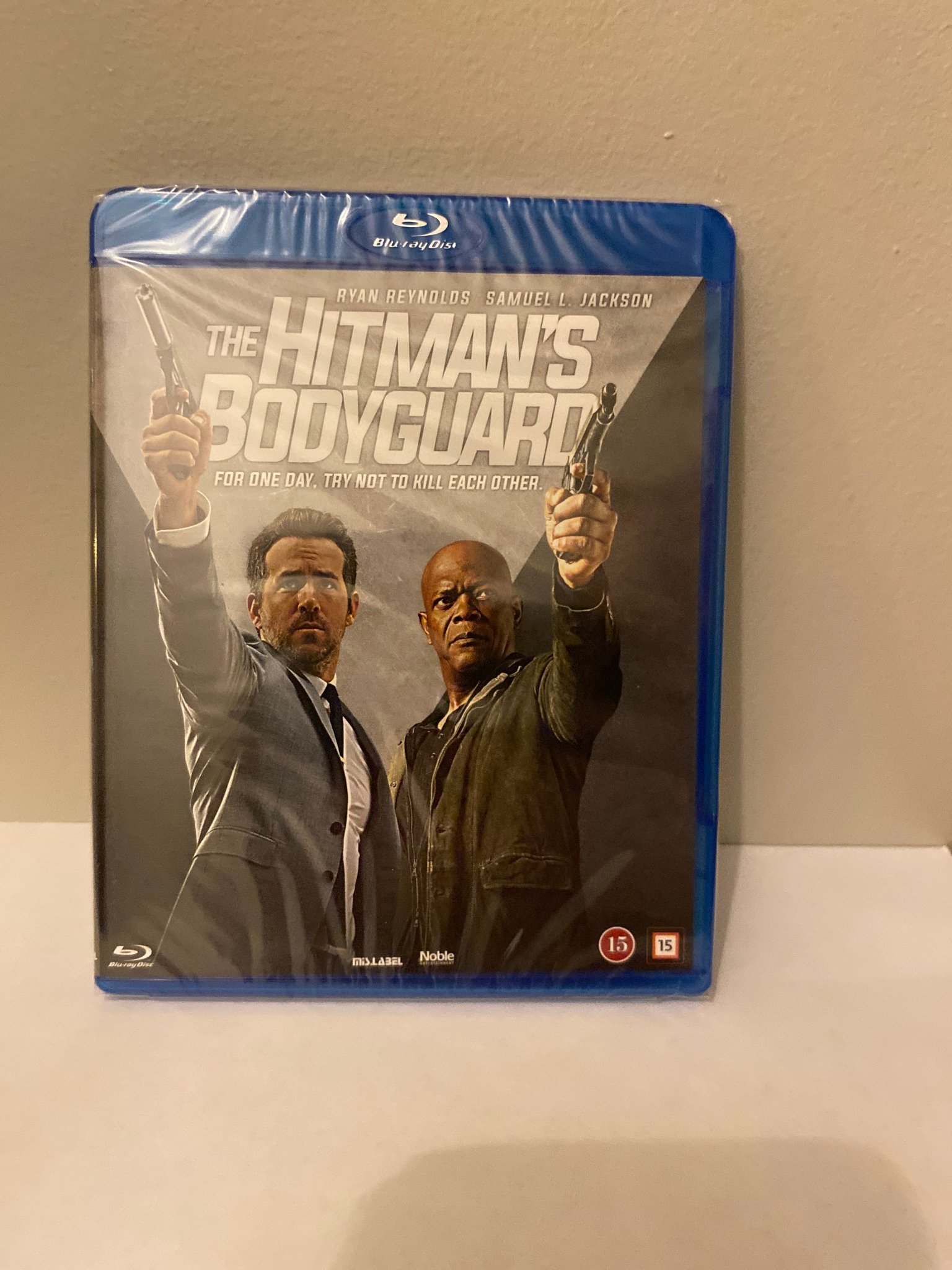 Se produkter som liknar THE HITMANS BODYGUARD. NY OCH.. på Tradera ...