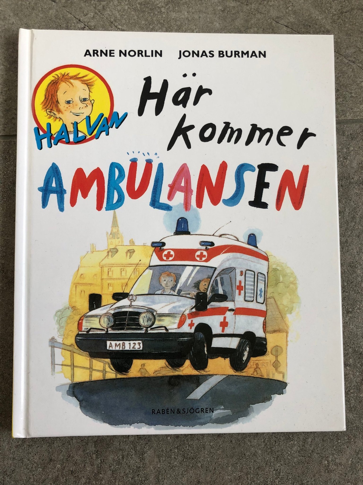 Se produkter som liknar Här kommer ambulansen Halvan .. på Tradera ...
