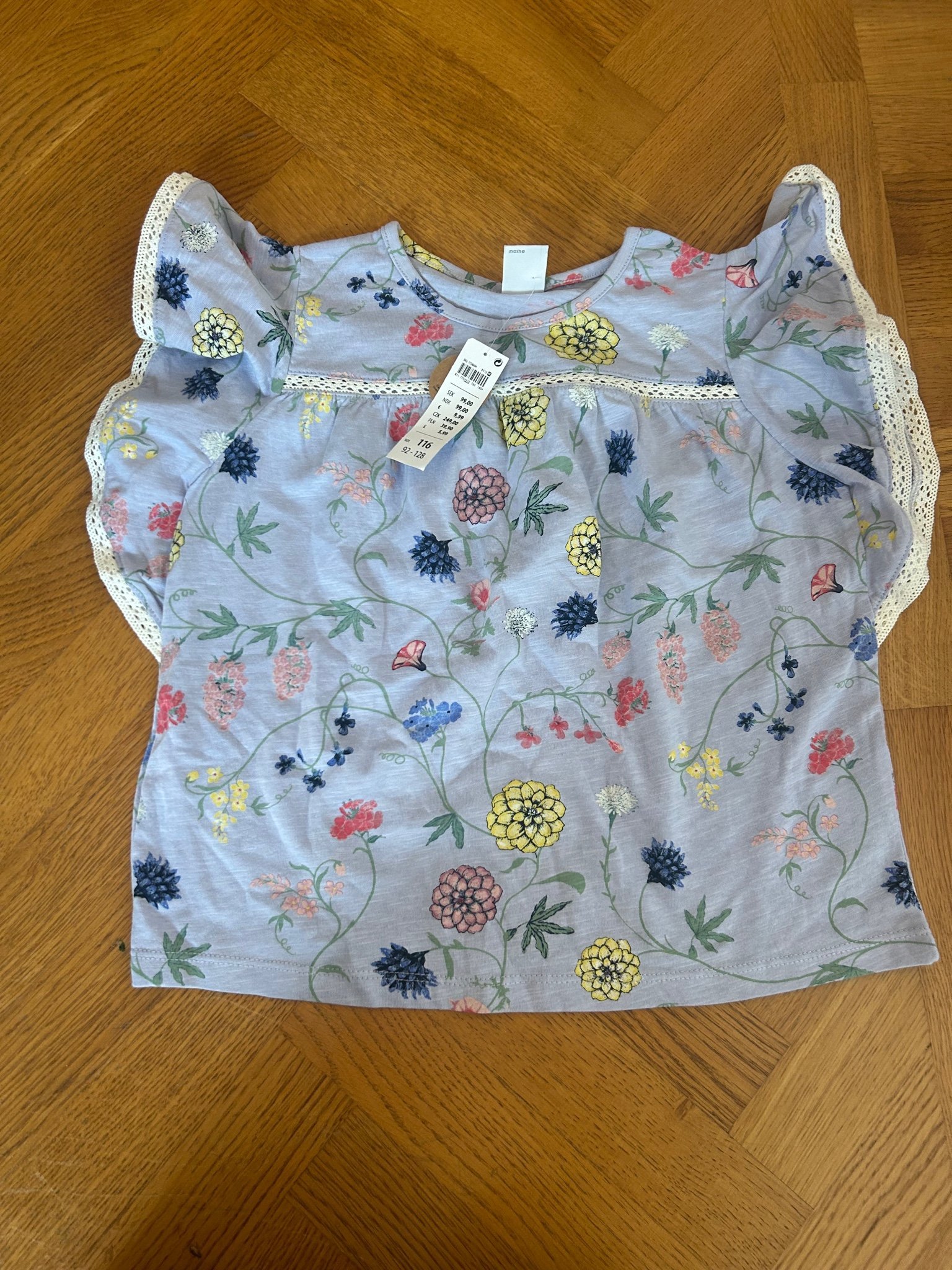 Se produkter som liknar Ny blommig blus, storlek 116 .. på Tradera ...