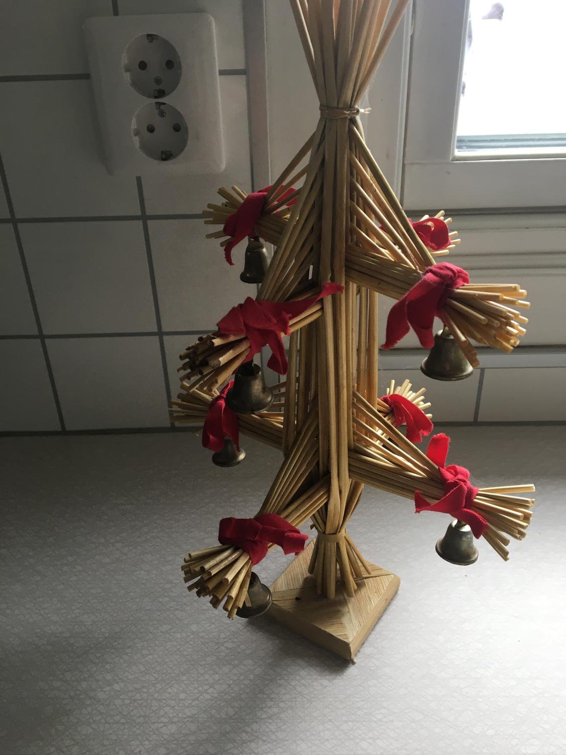 Se produkter som liknar Jul träd halm med klockor på Tradera (585664578)