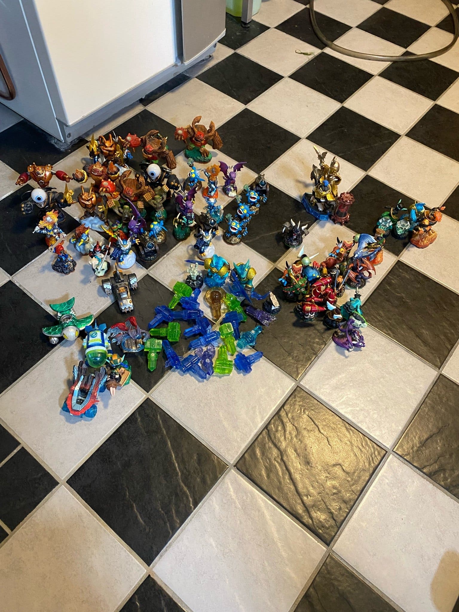 Se produkter som liknar Skylanders gubbar och traps på Tradera (670367256)
