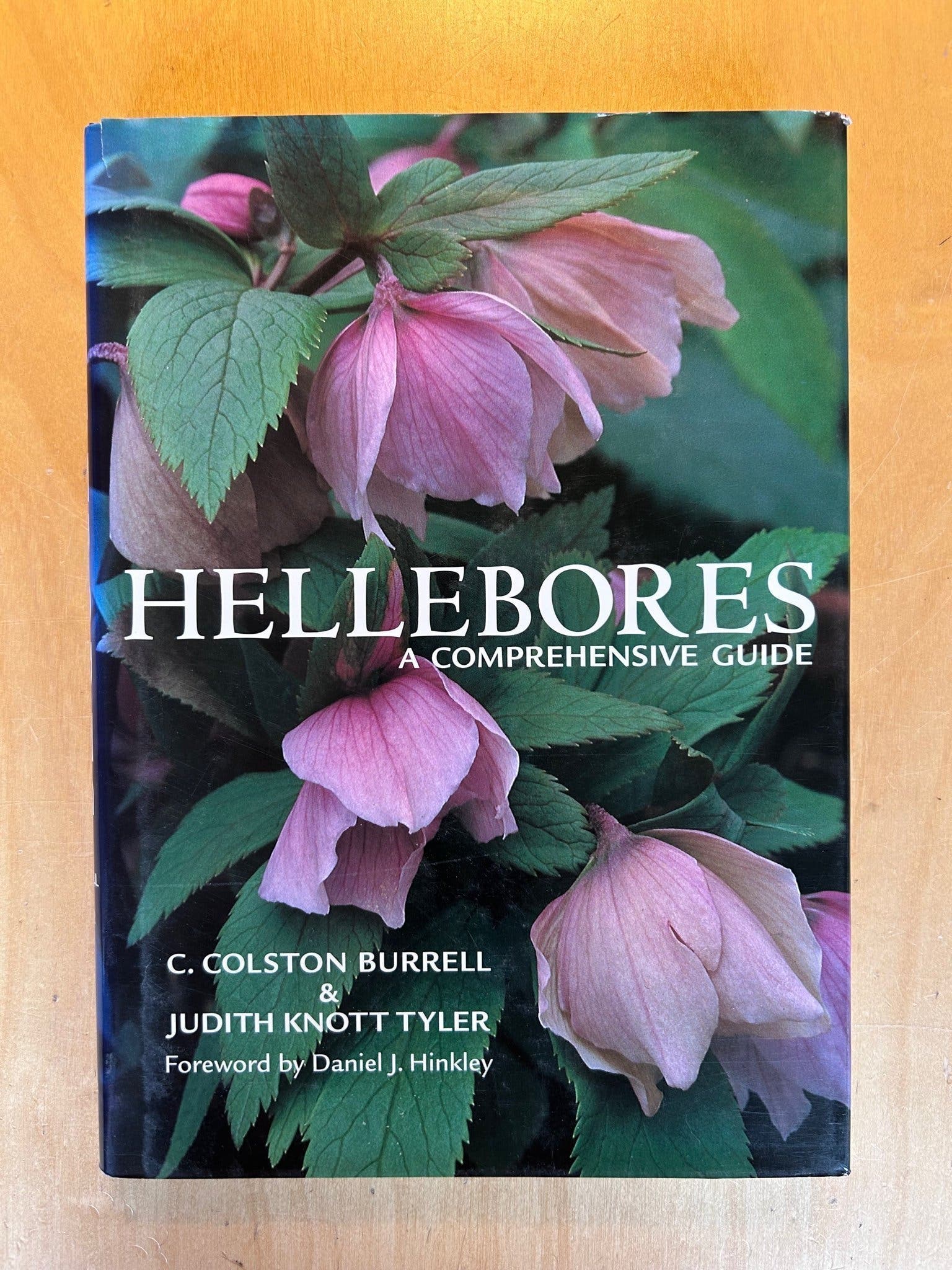 Se produkter som liknar Hellebores: A Comprehensive G.. på Tradera ...