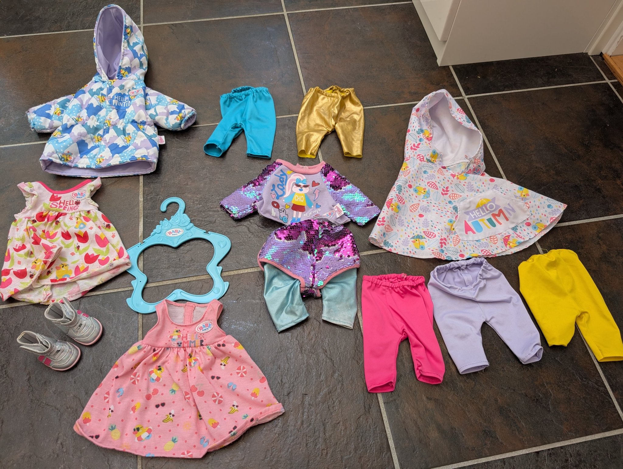 Se produkter som liknar Baby Born Dockkläder Set på Tradera (704811276)