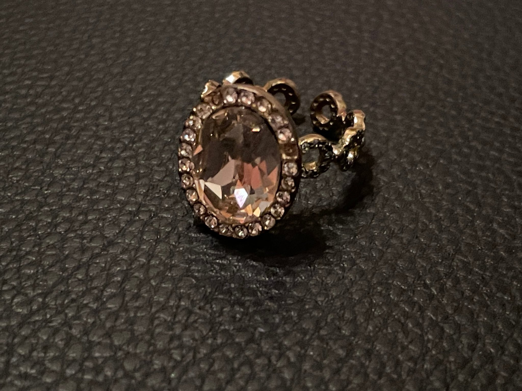 Ring med stor sten av Lily and Rose. | Köp på Tradera (712194813)