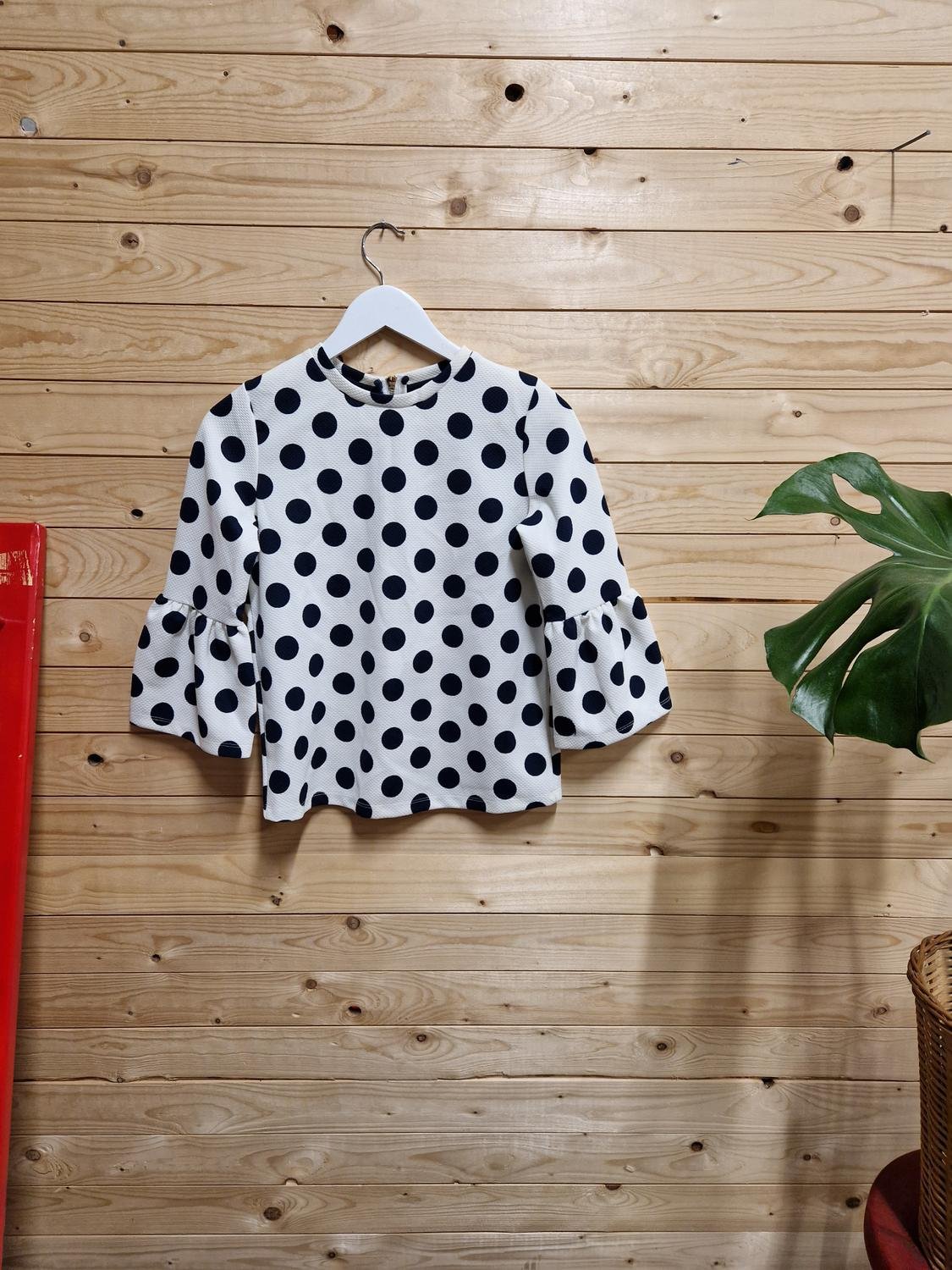 Vit prickig topp med vida ärmar.. | Köp från CheriMinou på Tradera ...