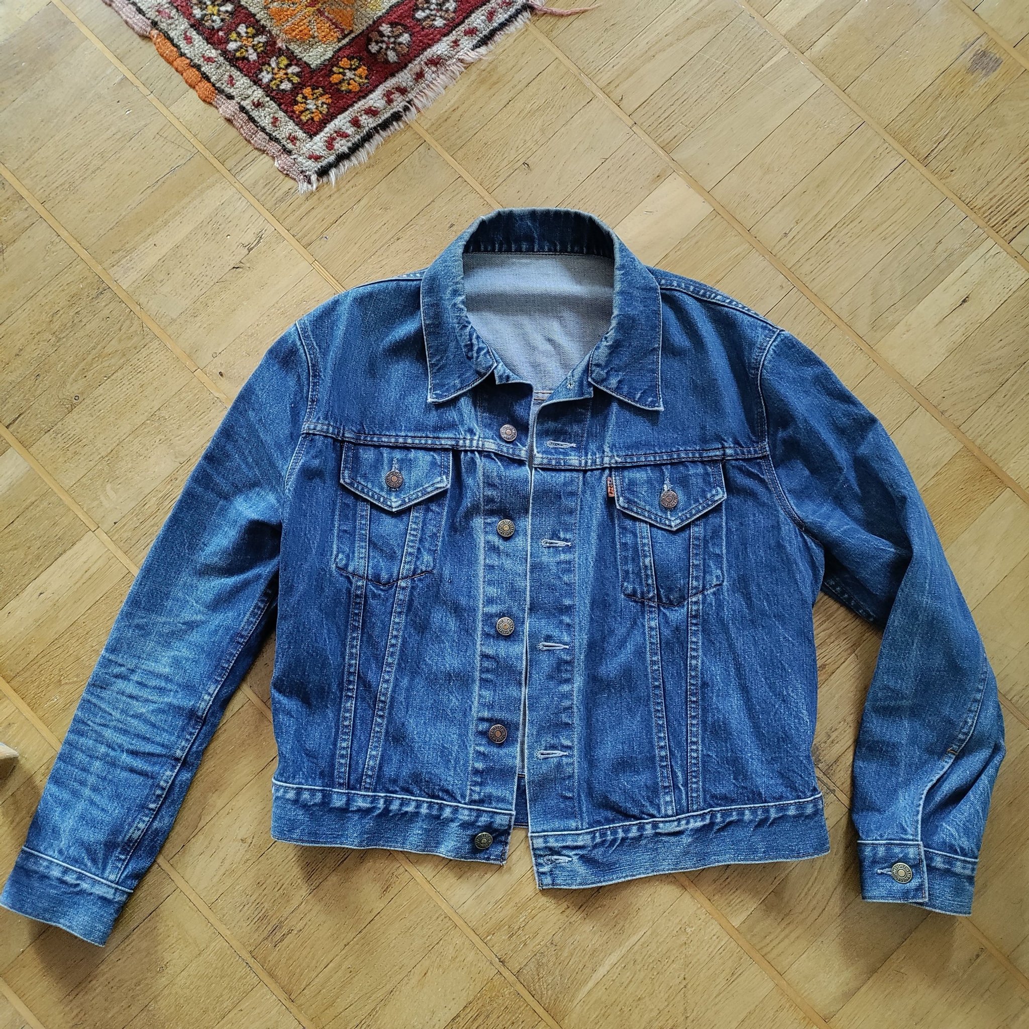 That's a double seam on the bottom button hole right? making i a 70's ...