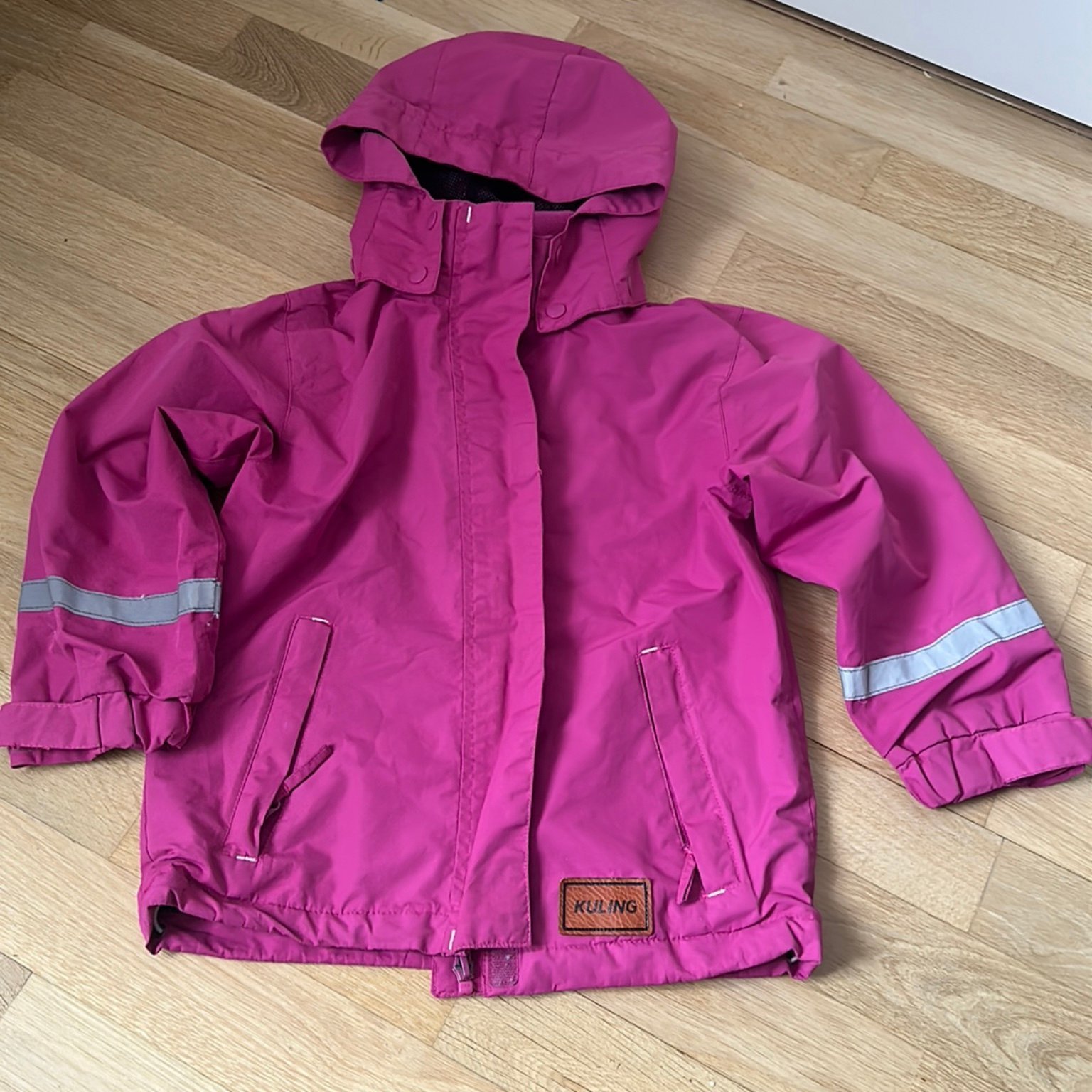 Se produkter som liknar KULING Skaljacka stl 110/116 .. på Tradera ...