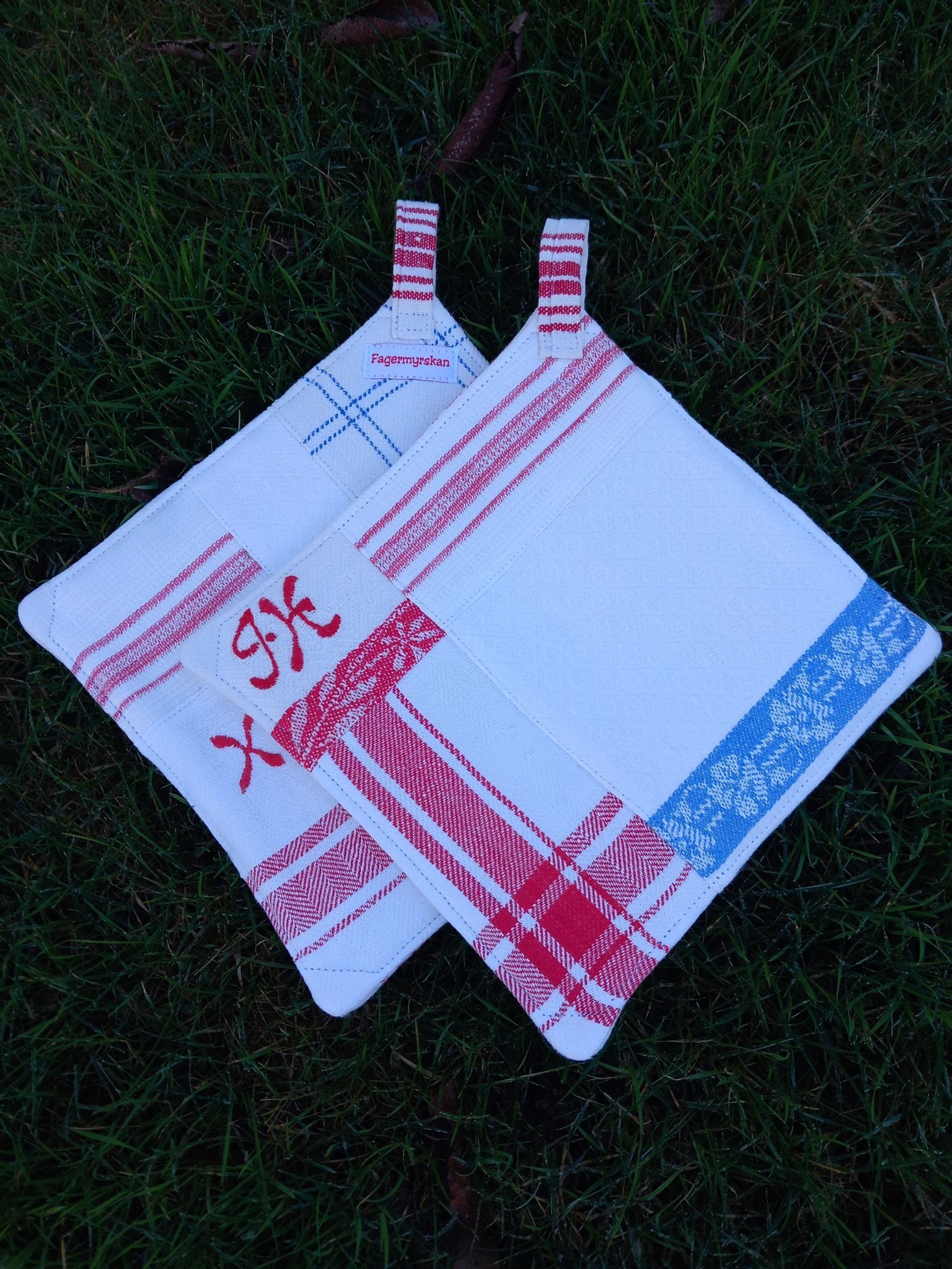 Lantliga grytlappar av olika kökshanddukar med .. | Köp på Tradera ...