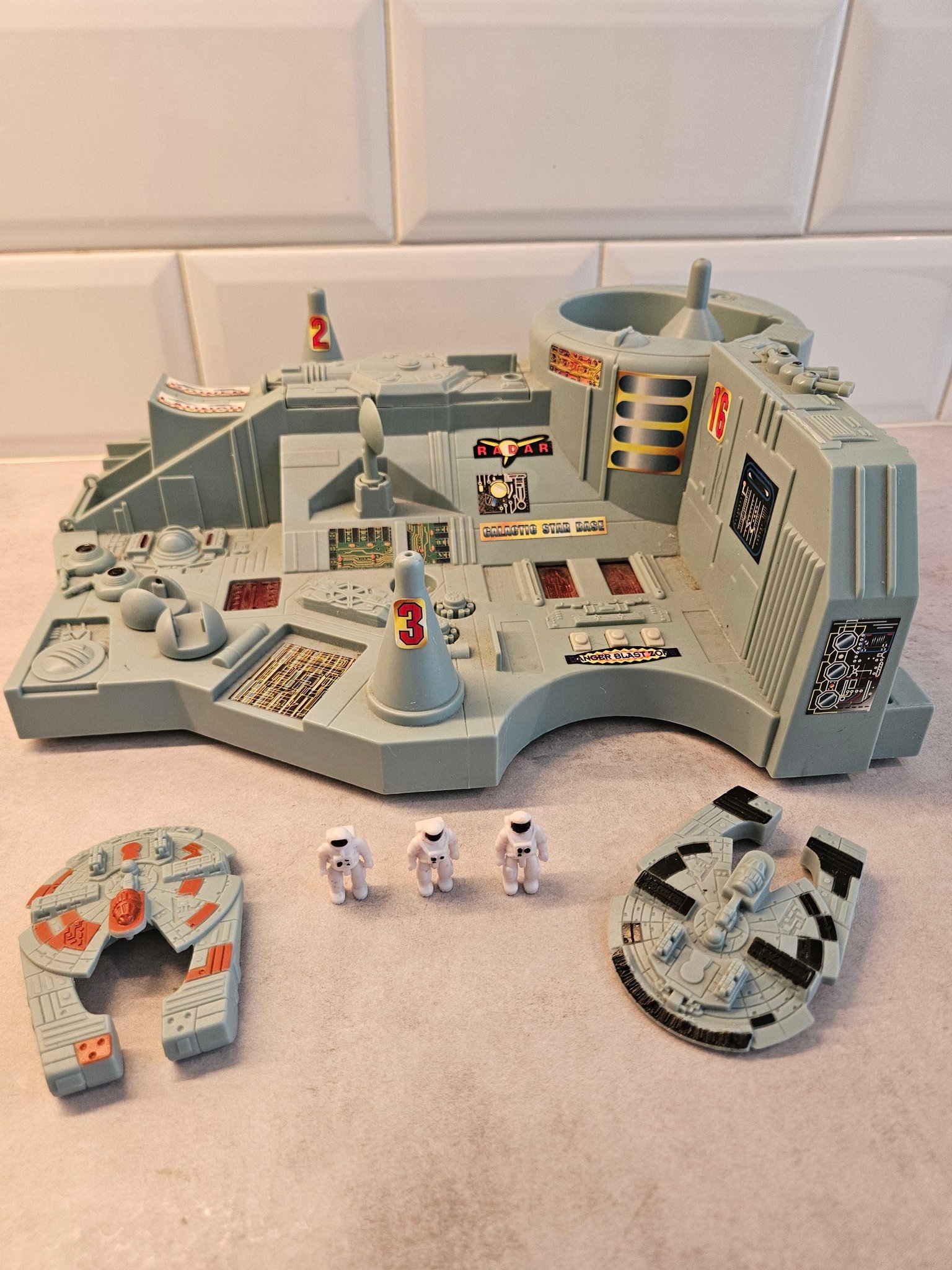 Se produkter som liknar Galactic Star Base månbas med.. på Tradera (693297955)