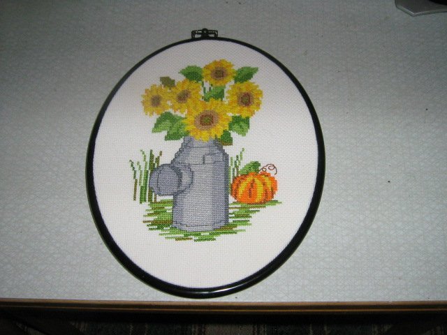 Oval broderad tavla "Solrosor i kanna" på vit a.. | Köp på Tradera ...