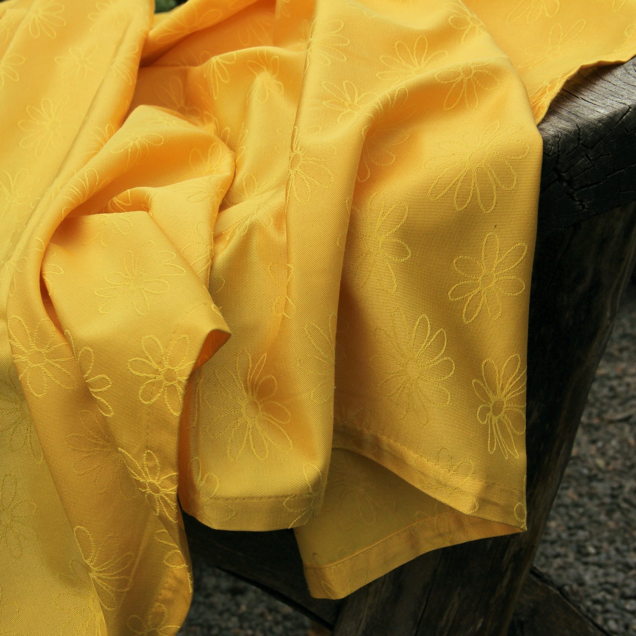 Se produkter som liknar Gul duk med blommönster, stor.. på Tradera ...