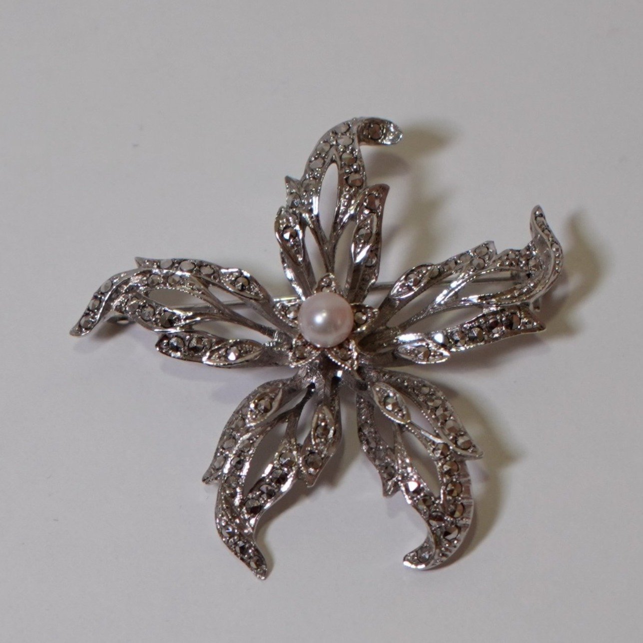 Brosch med pärla och markasiter, silver 830S, t.. | Köp på Tradera ...