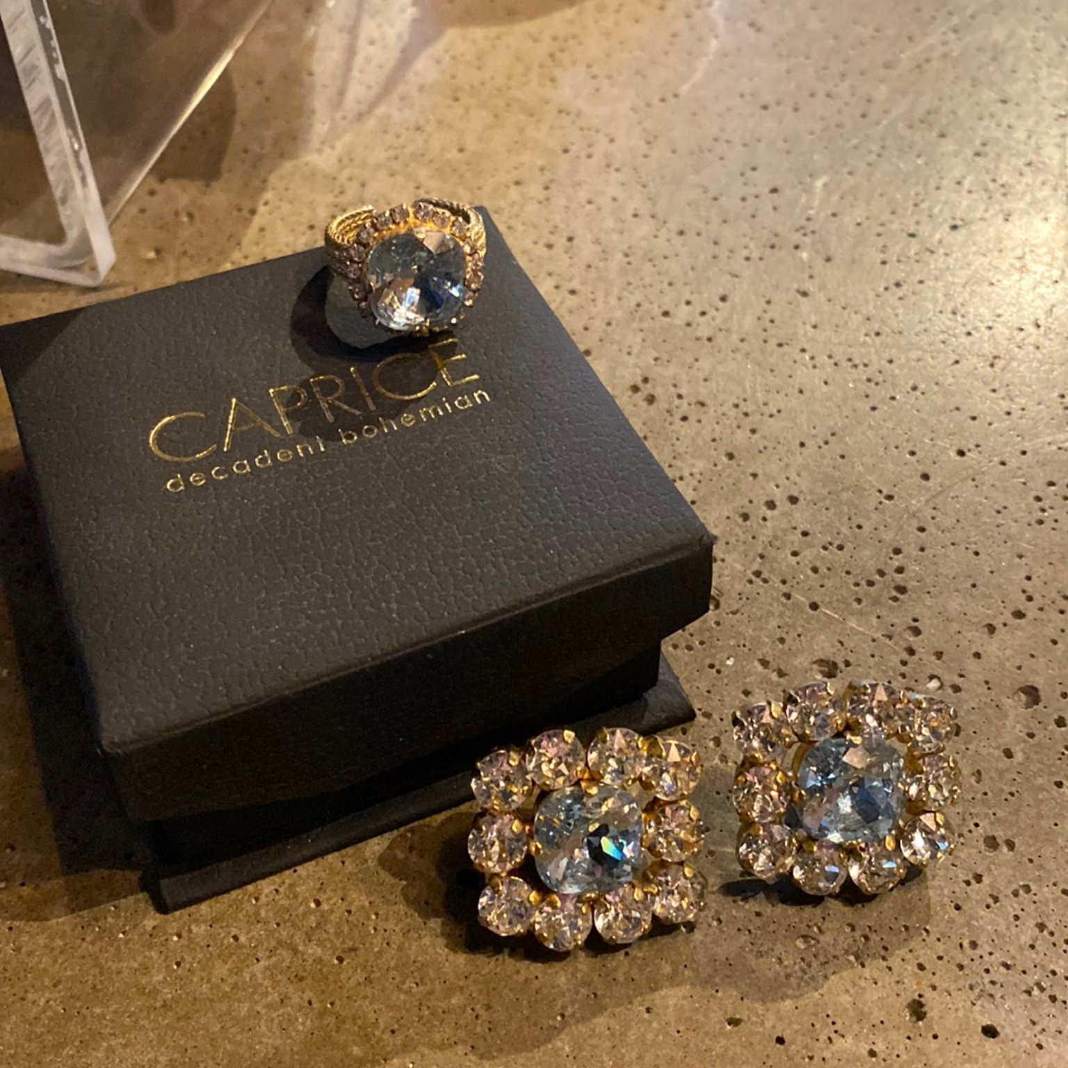 Se produkter som liknar Caprice Decadent örhängen & r.. på Tradera ...