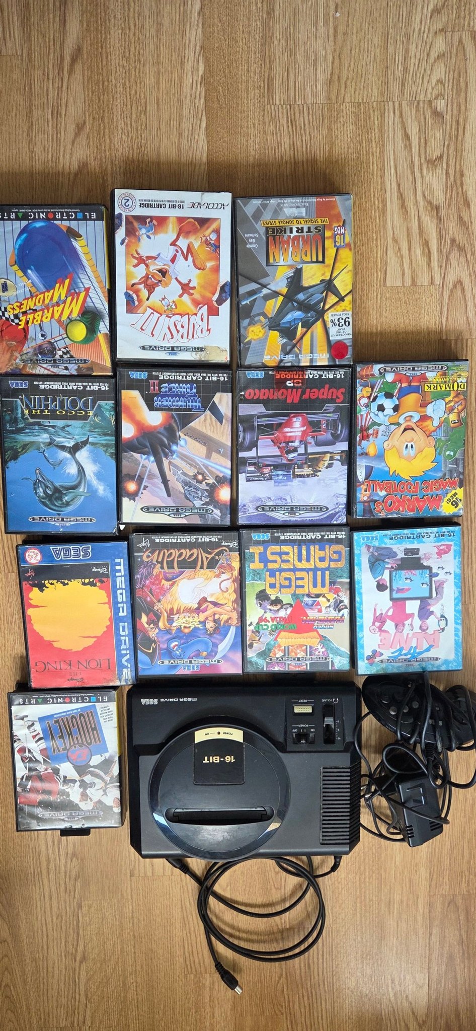 Sega Mega Drive 16 bit konsol med 12 spel | Köp på Tradera (732881369)