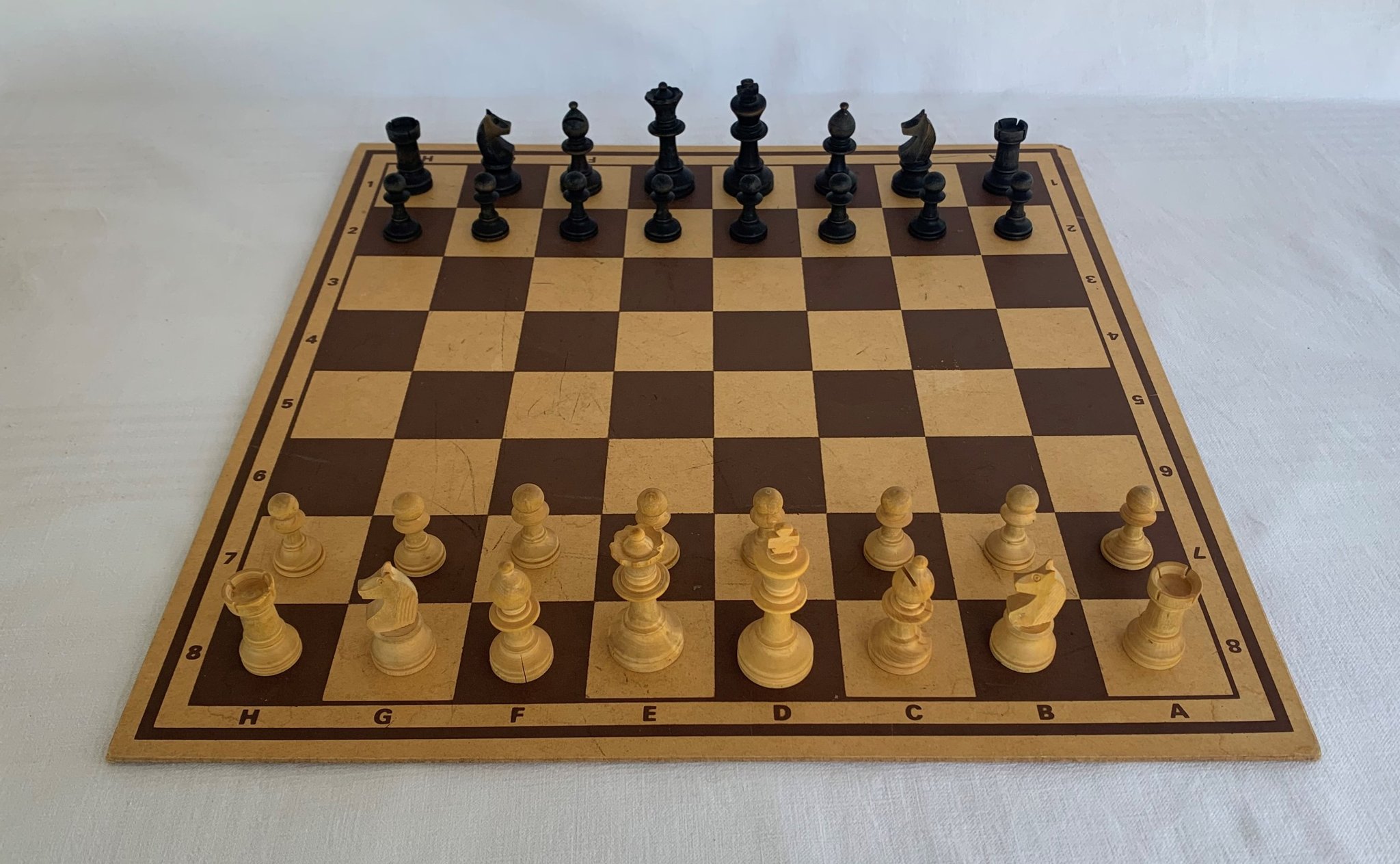 Schackbräde med pjäser och låda i trä | Köp på Tradera (530618131)