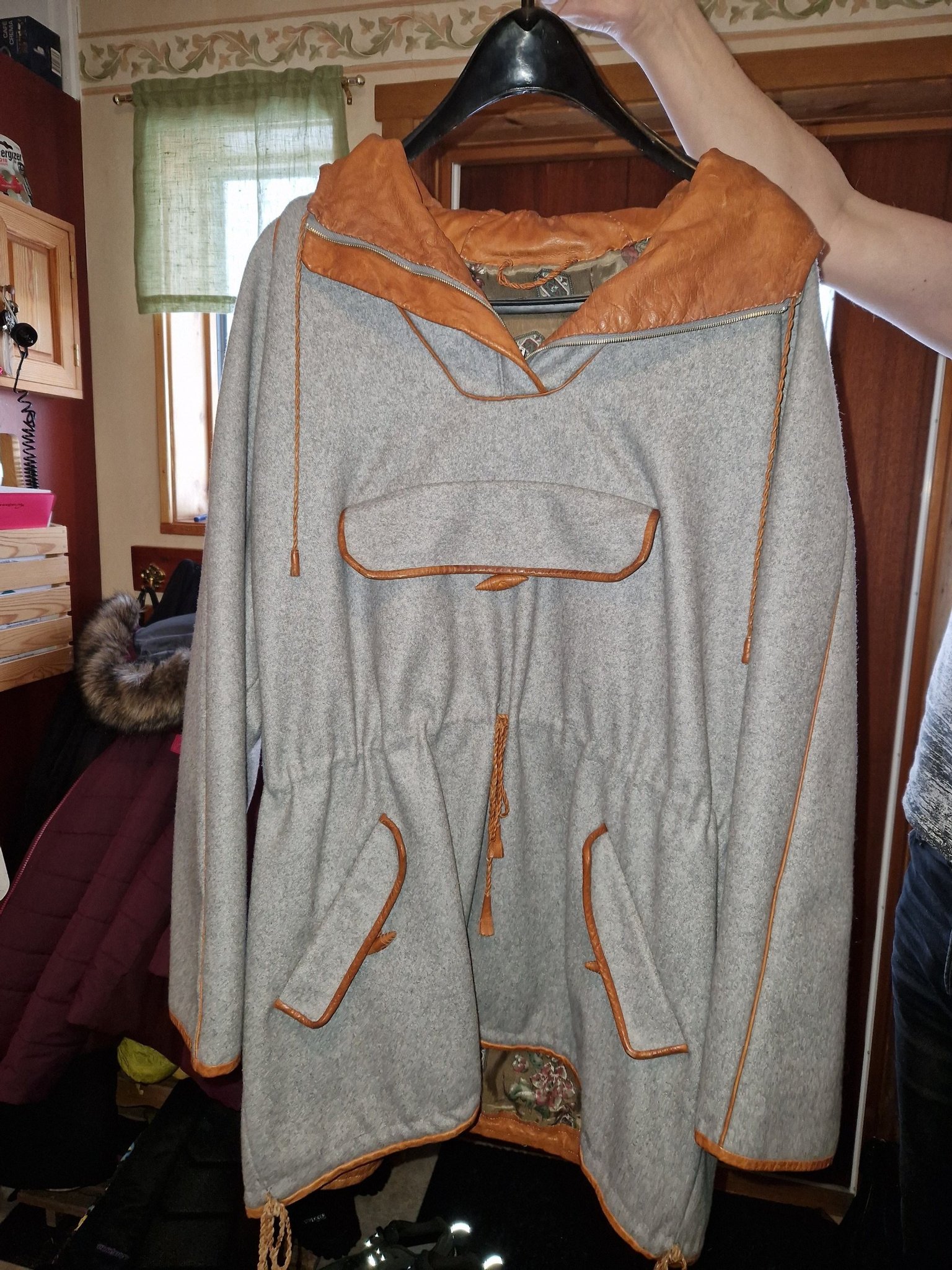 Se produkter som liknar Anorak i vadmal och skinn på Tradera (625963148)